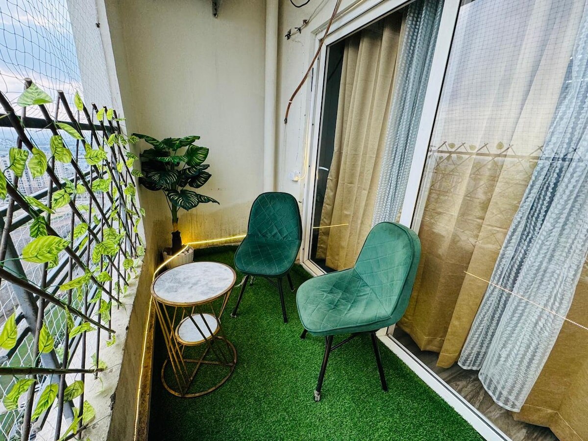 La La Luxuria 𝗕𝗢𝗢𝗞 Noida Apartment