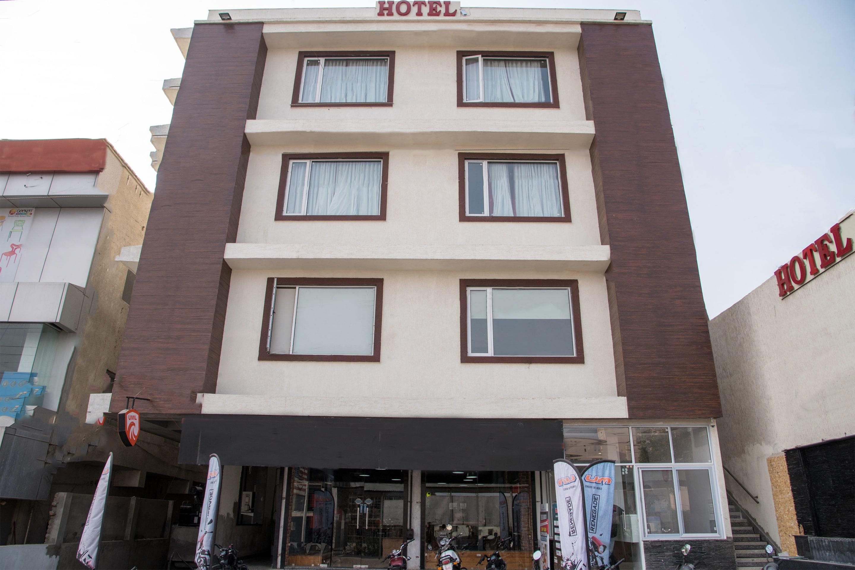 Hotel Royal Palace 𝗕𝗢𝗢𝗞 Kherwara Hotel
