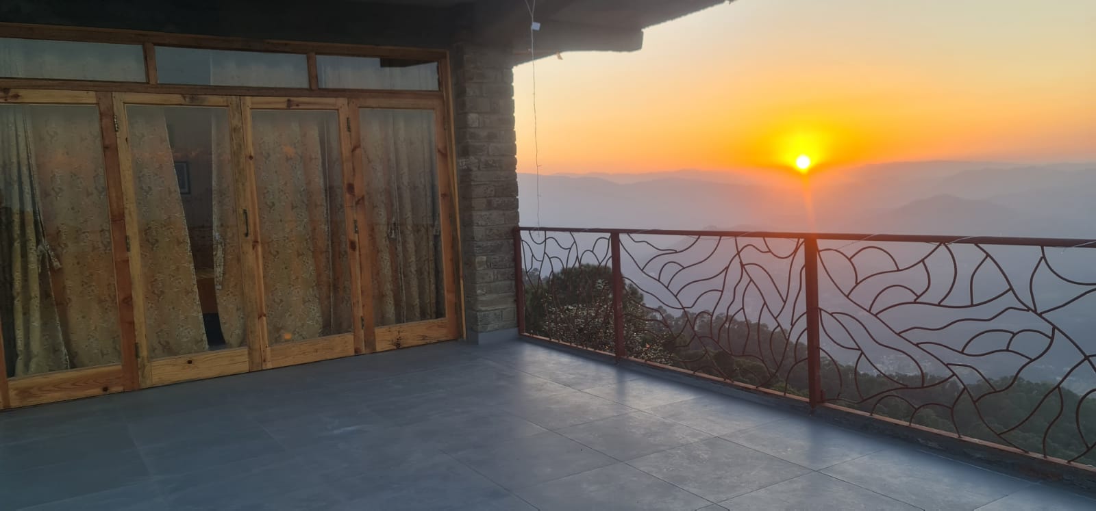 Kasar 360- Entire home, Himalayan view with fireplace 𝗕𝗢𝗢𝗞 Binsar Homestay