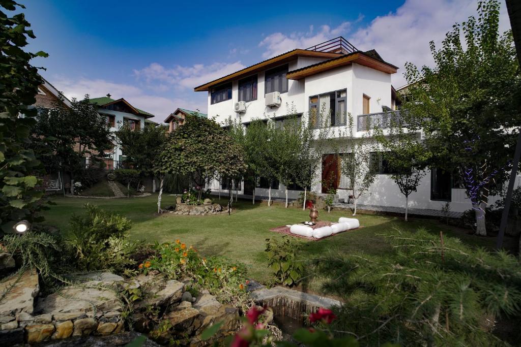 Jibi Stays 𝗕𝗢𝗢𝗞 Srinagar Homestay