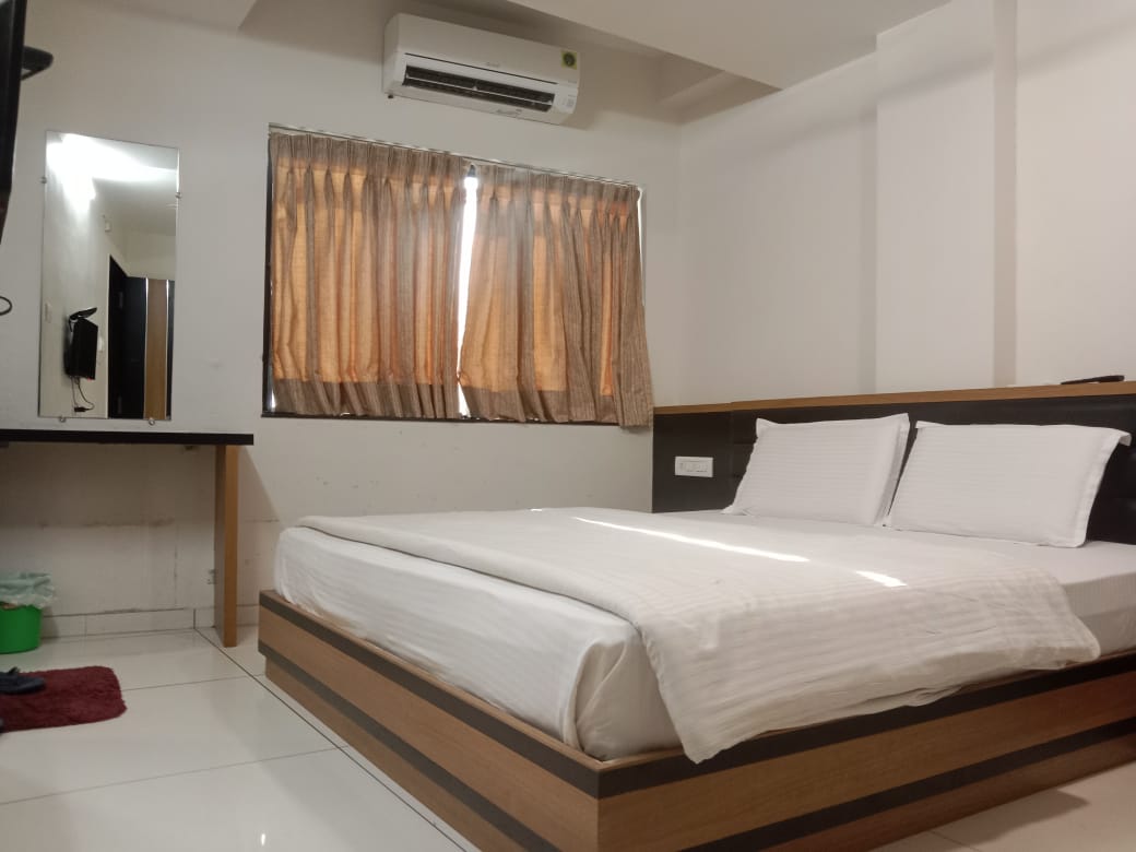 Sky Inn Hotel 𝗕𝗢𝗢𝗞 Bhavnagar Hotel