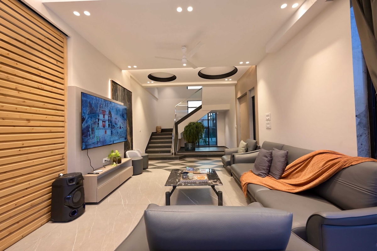 Amenities of Emerald Nest with Heated Pool Outdoor Theatre