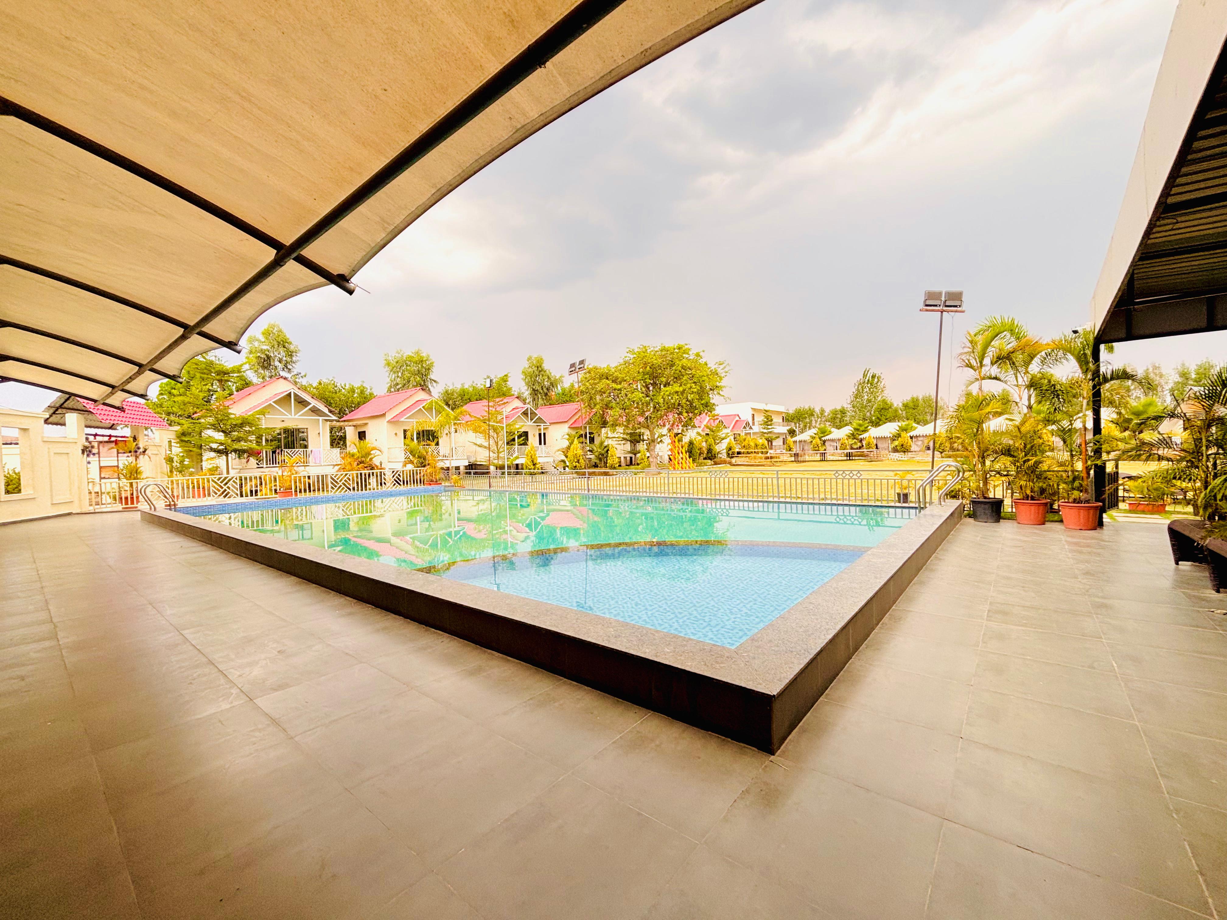 Four Lakes 𝗕𝗢𝗢𝗞 Bhopal Hotel