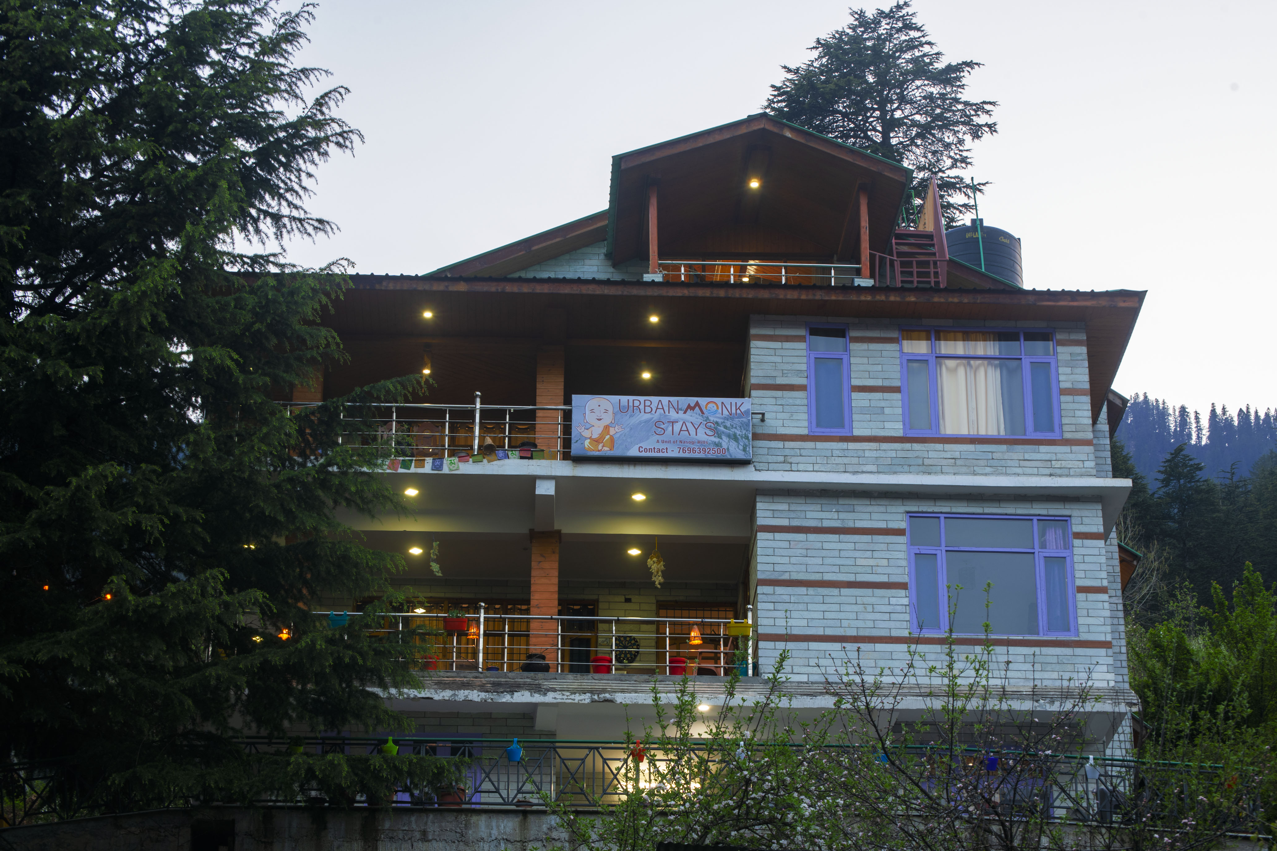 URBAN MONK STAYS MANALI 𝗕𝗢𝗢𝗞 Manali Homestay