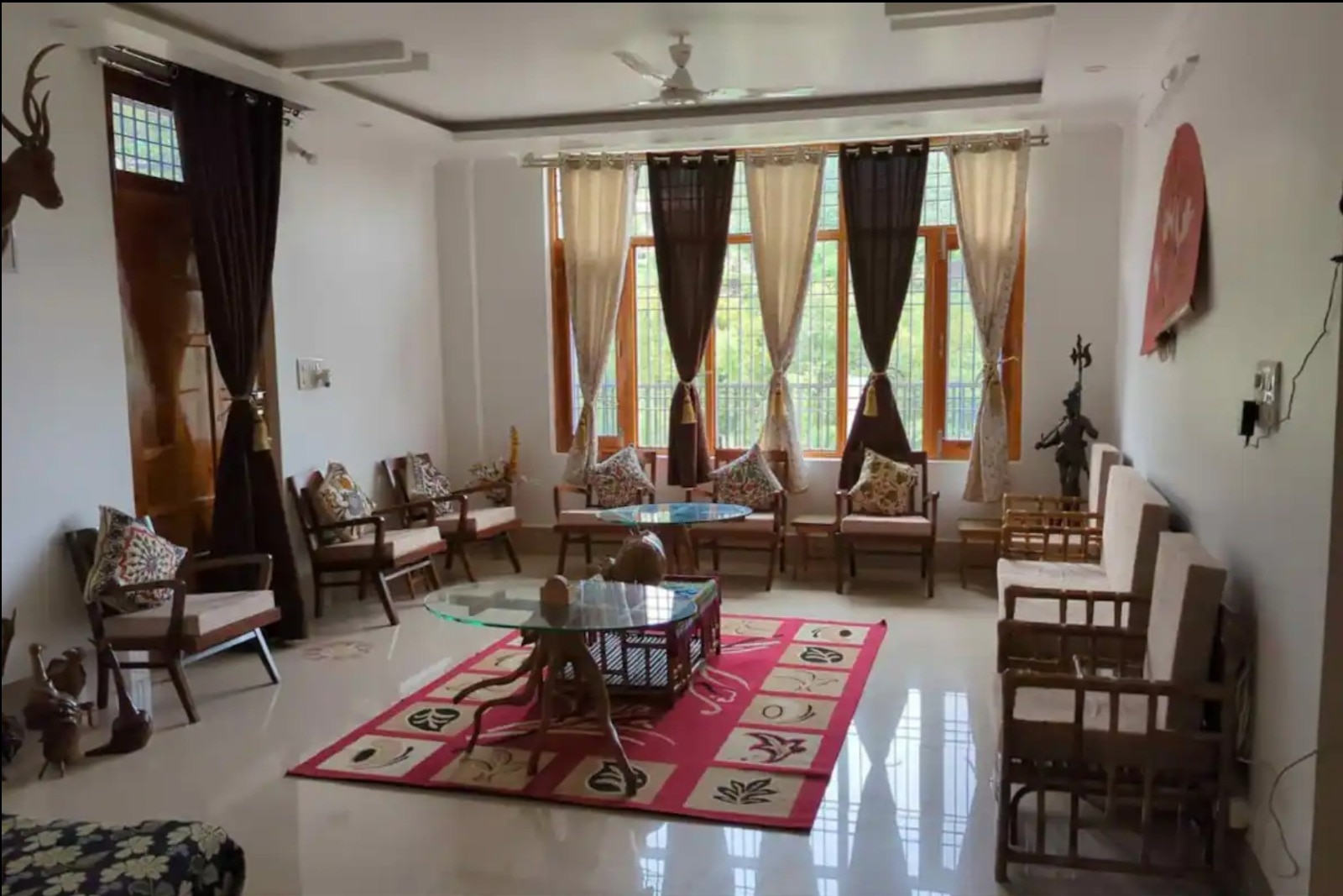 Cheebo homes - In btw the mountains 𝗕𝗢𝗢𝗞 Dharamshala Homestay