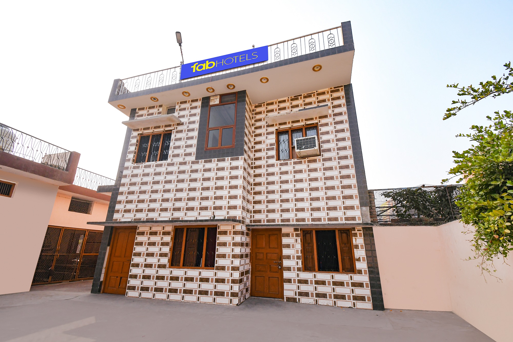 Via Royal Villa 𝗕𝗢𝗢𝗞 Ayodhya Hotel