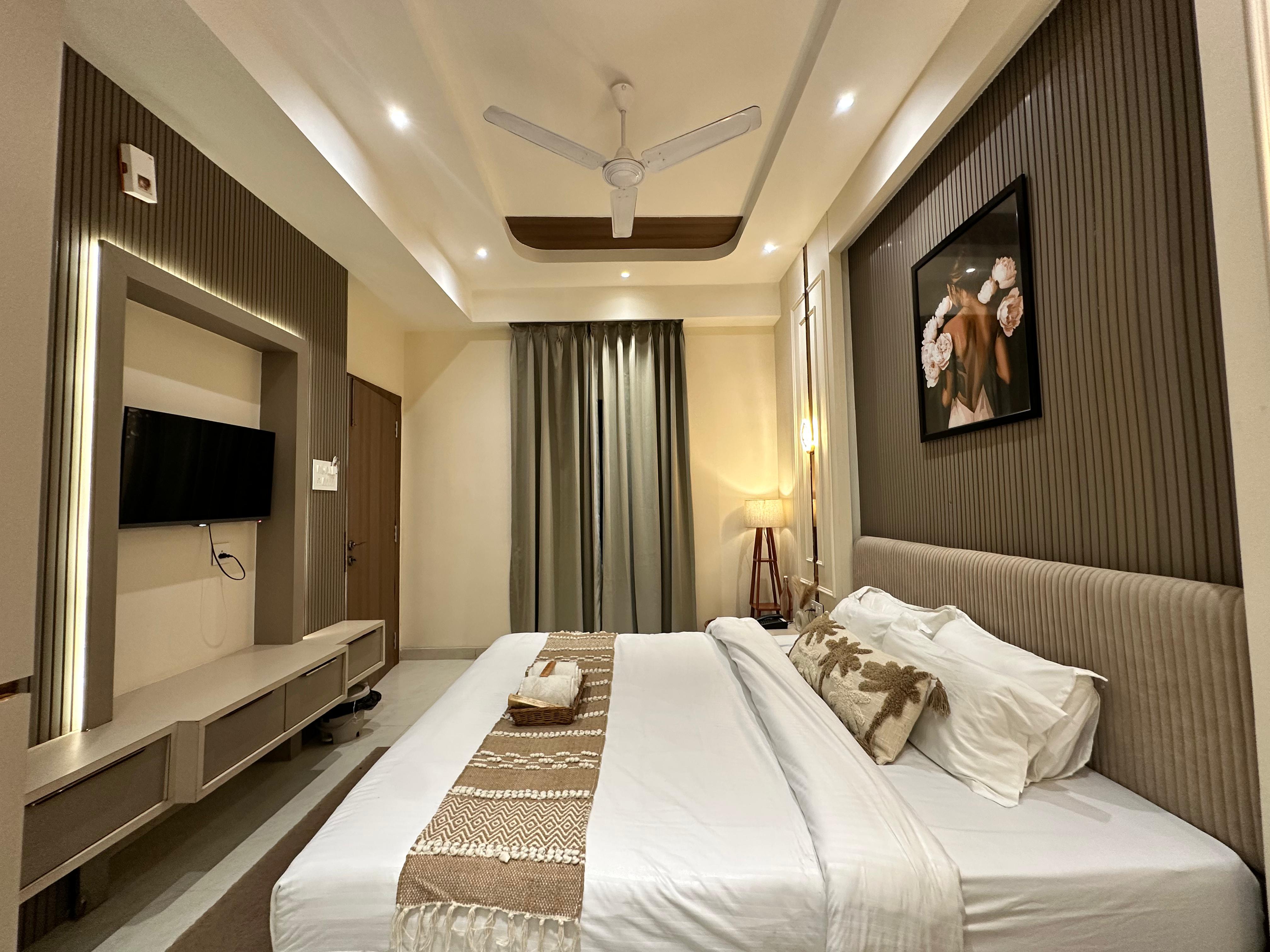 Hotel Casa Inn 𝗕𝗢𝗢𝗞 Indore Hotel