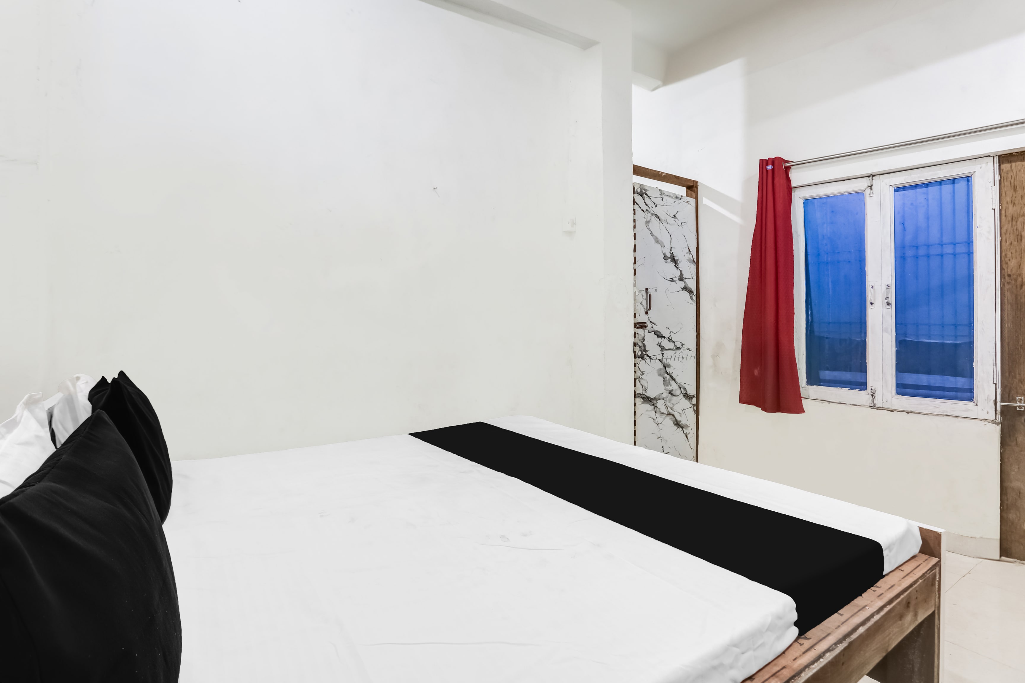 Hotel O THE GRAND HOTEL & RESTAURANT 𝗕𝗢𝗢𝗞 Atrauli Hotel