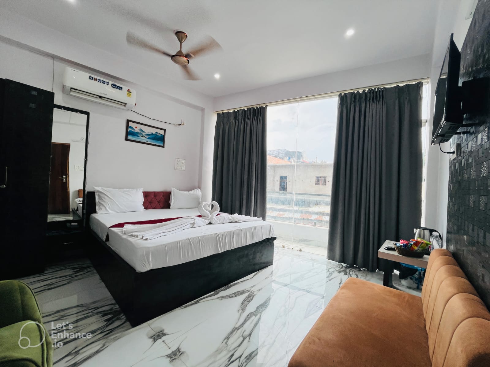 Hotel Vinayak Grand - 2 km from Kashi Vishwanath Temple 𝗕𝗢𝗢𝗞 Varanasi Hotel