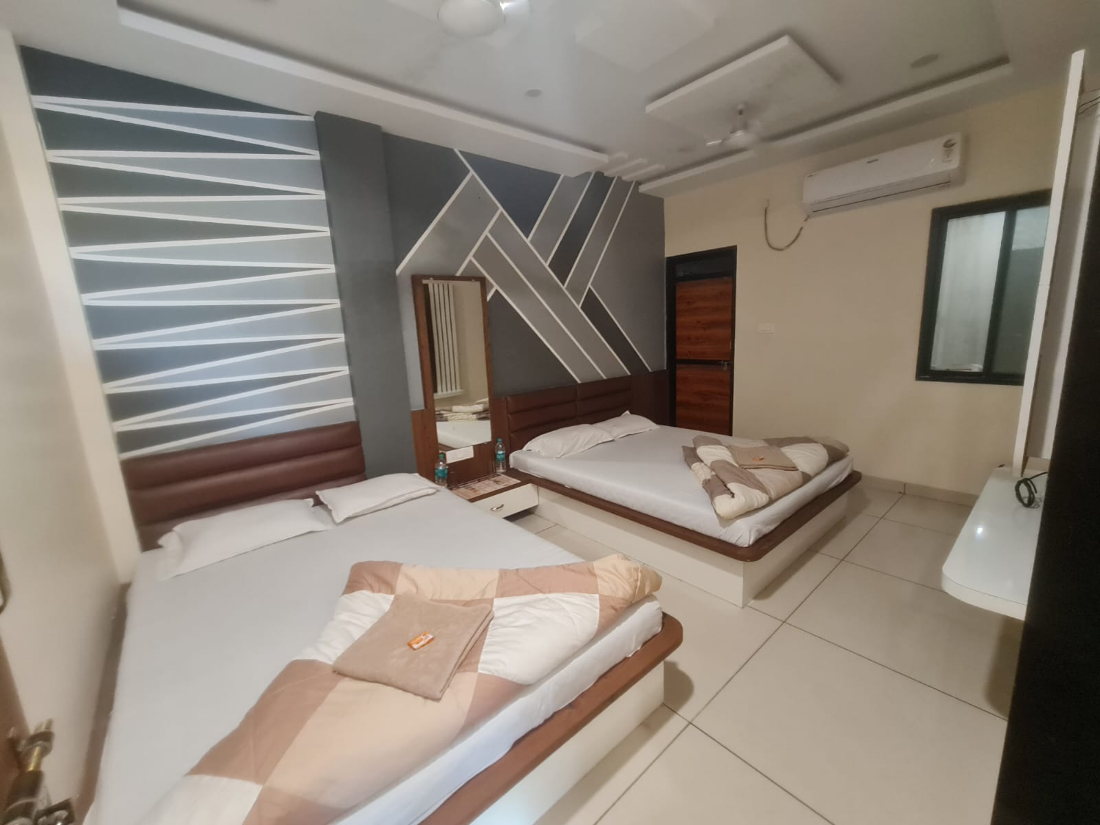 happy hotel 𝗕𝗢𝗢𝗞 Omkareshwar Hotel