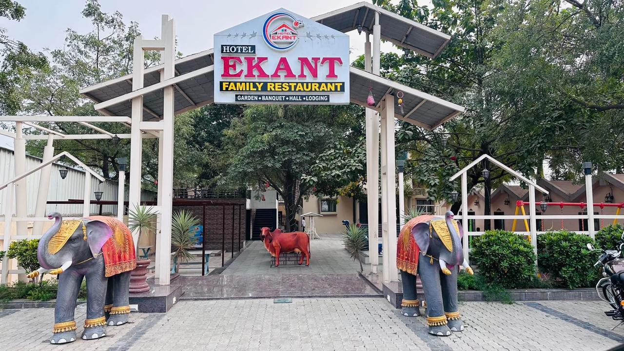 HOTEL EKANT FAMILY RESTAURANT LODGING 𝗕𝗢𝗢𝗞 Chhatrapati Sambhajinagar Villa