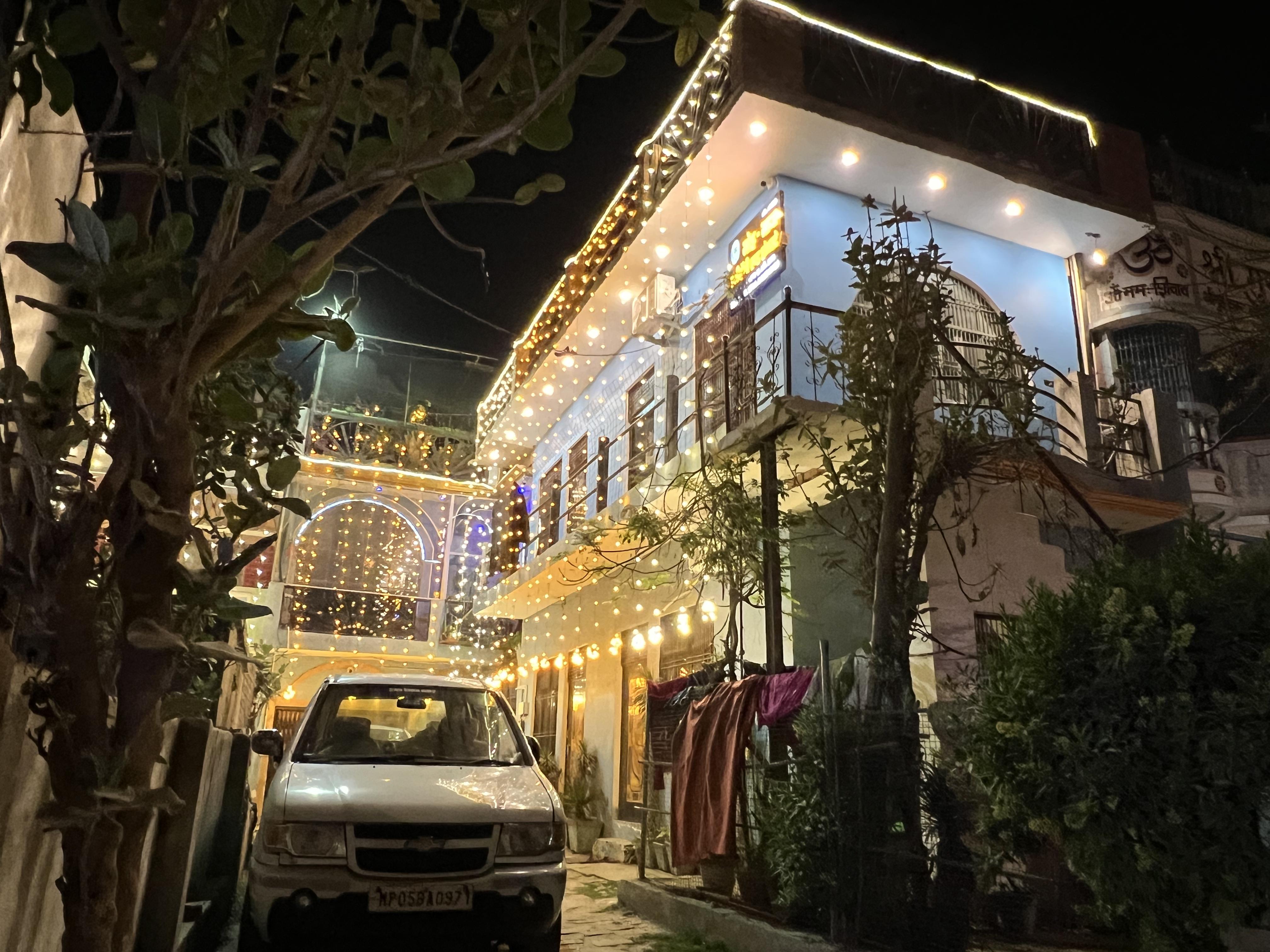 Moh Maya Residency & Homestay 𝗕𝗢𝗢𝗞 Ayodhya Homestay
