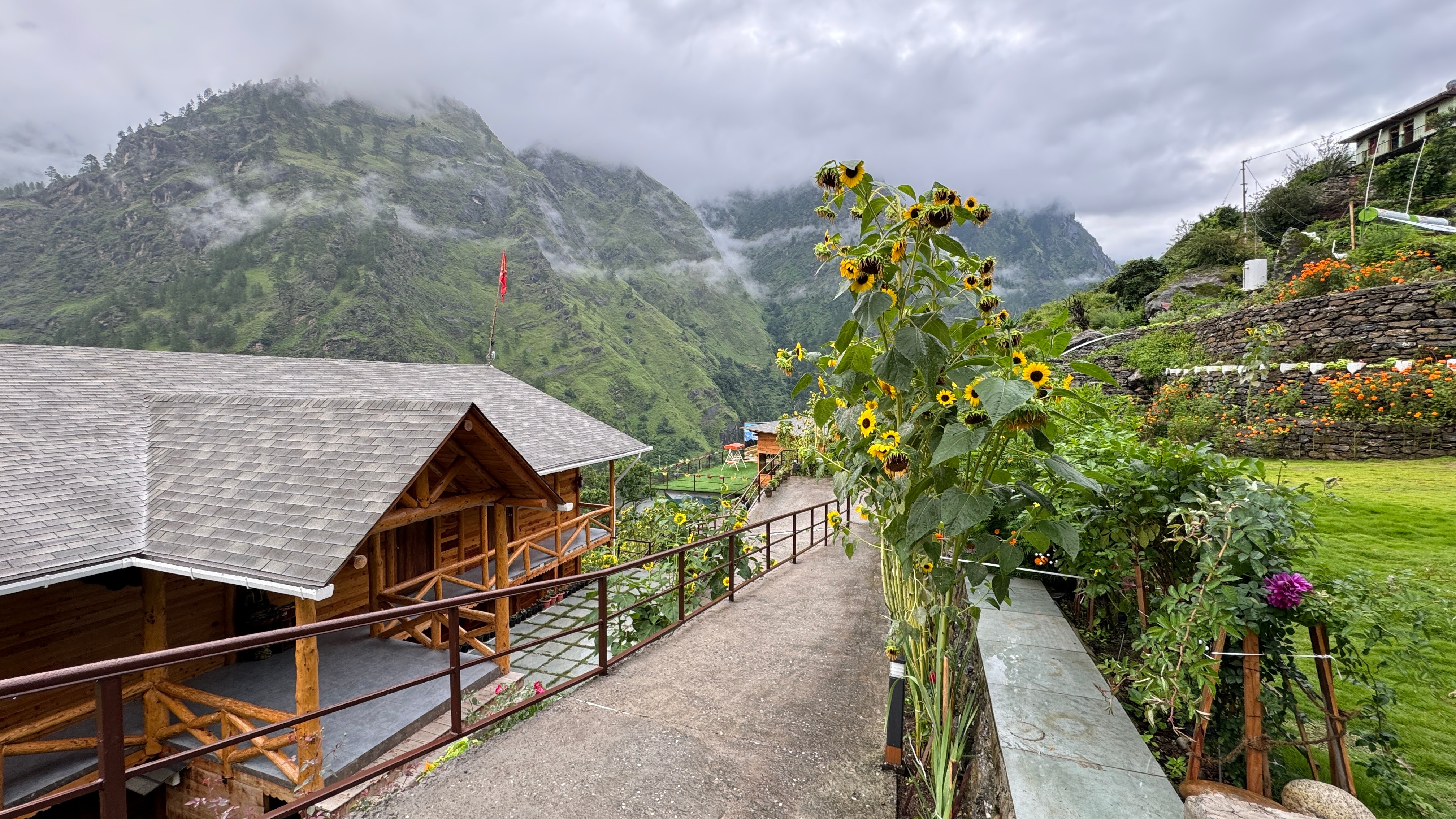 Blue poppy Premier Joshimath 𝗕𝗢𝗢𝗞 Joshimath Resort