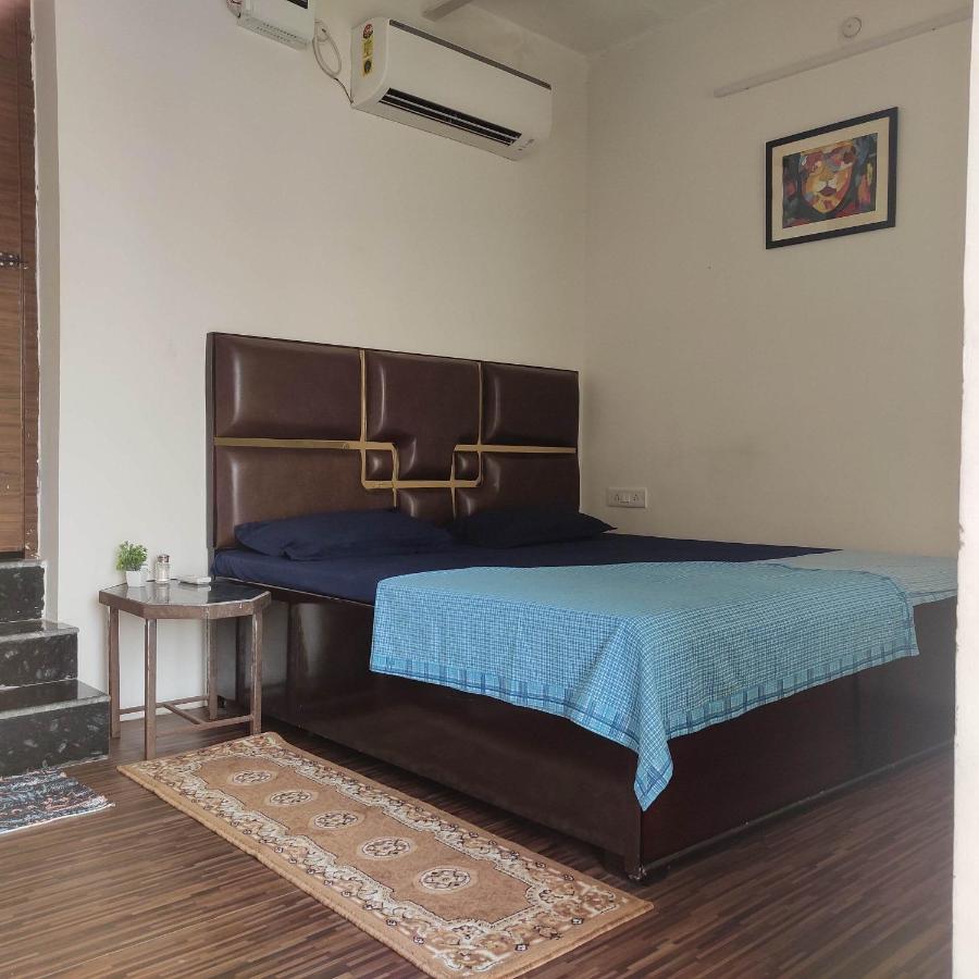 Ira Homestay 𝗕𝗢𝗢𝗞 Mathura Homestay