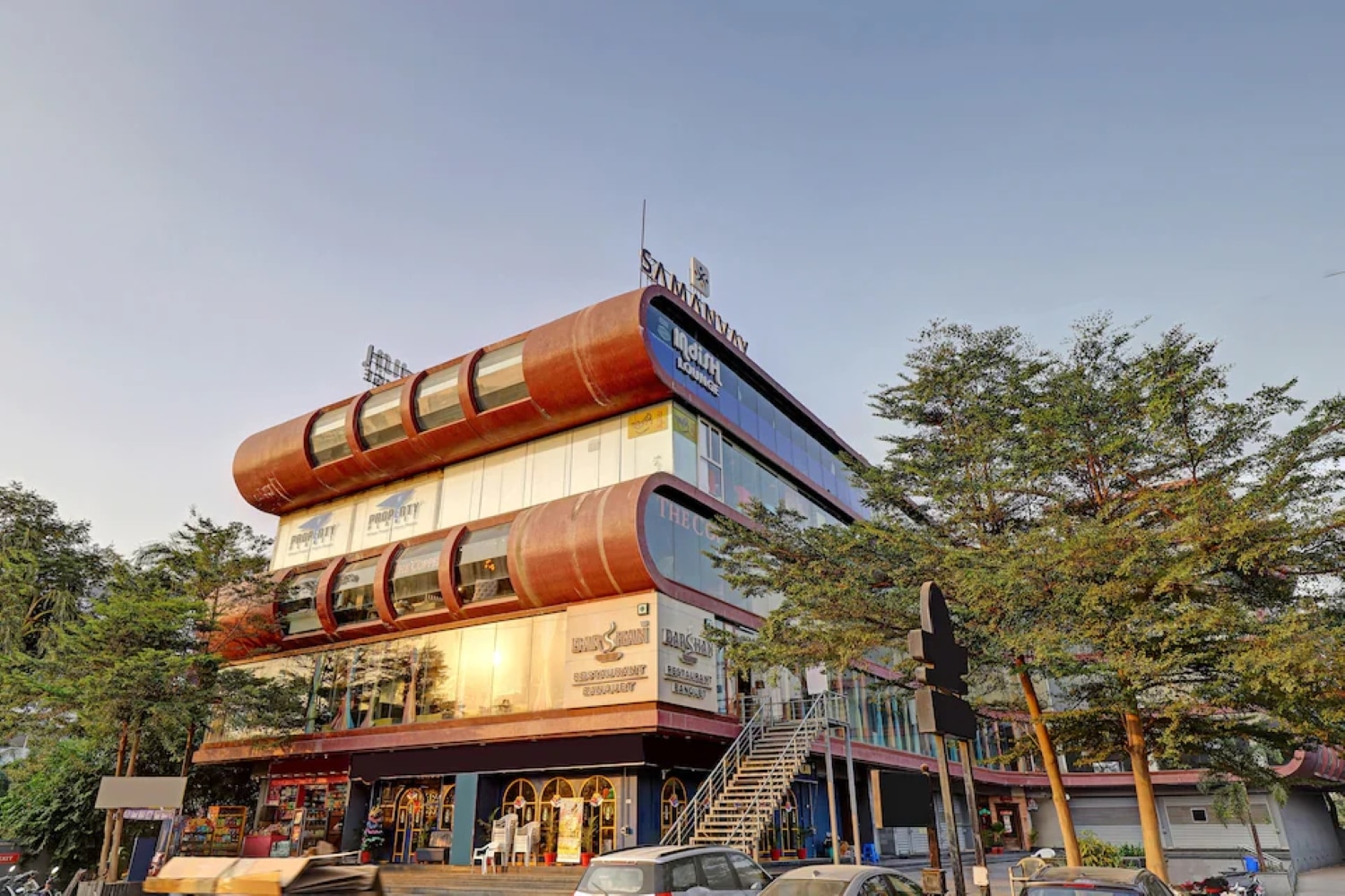 Hotel Shree Pashupati Royal 𝗕𝗢𝗢𝗞 Vadodara Hotel