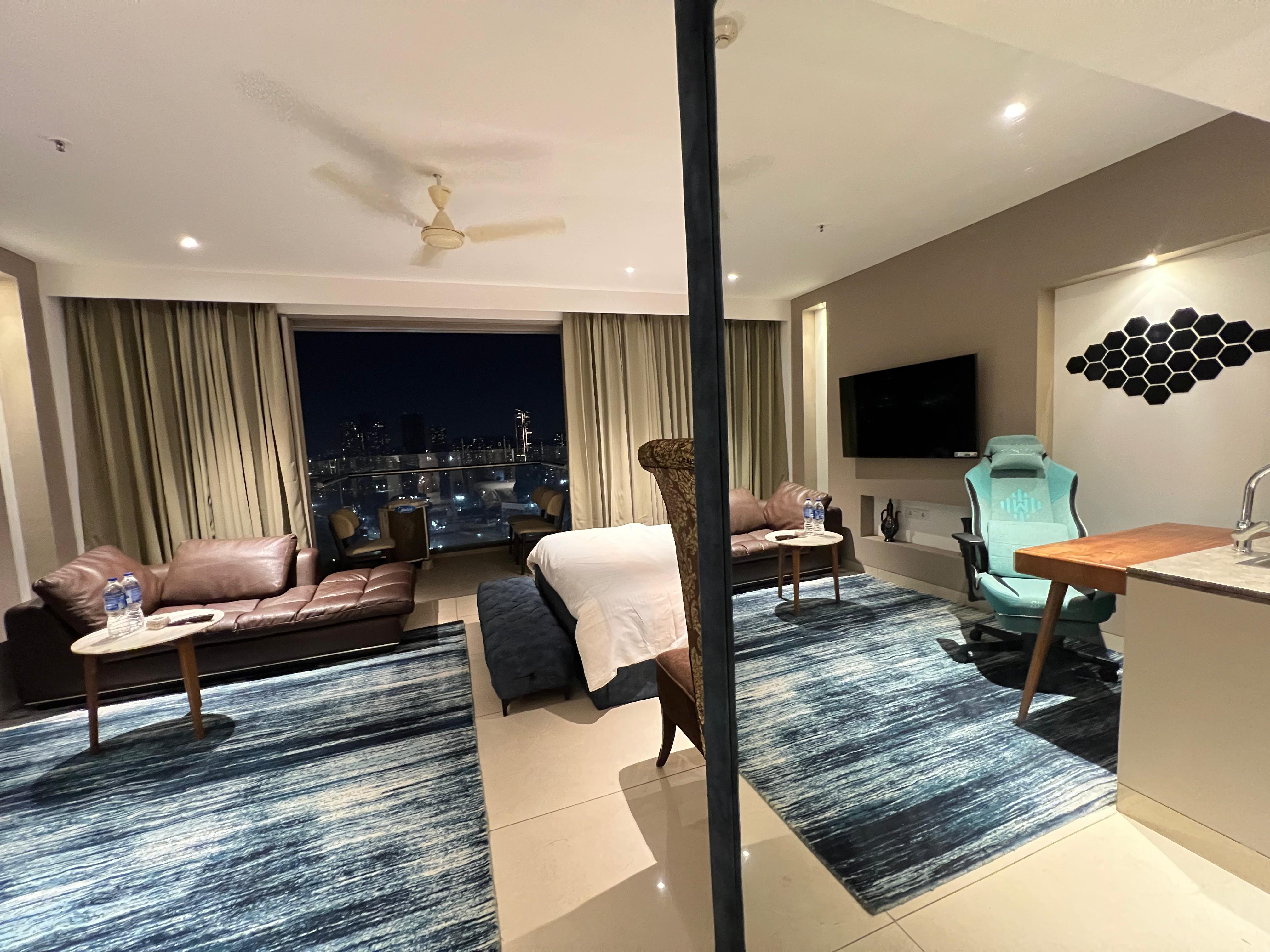 Luxury Studios Key 10|| Urbana View || 17th Floor 𝗕𝗢𝗢𝗞 Gurgaon Apartment