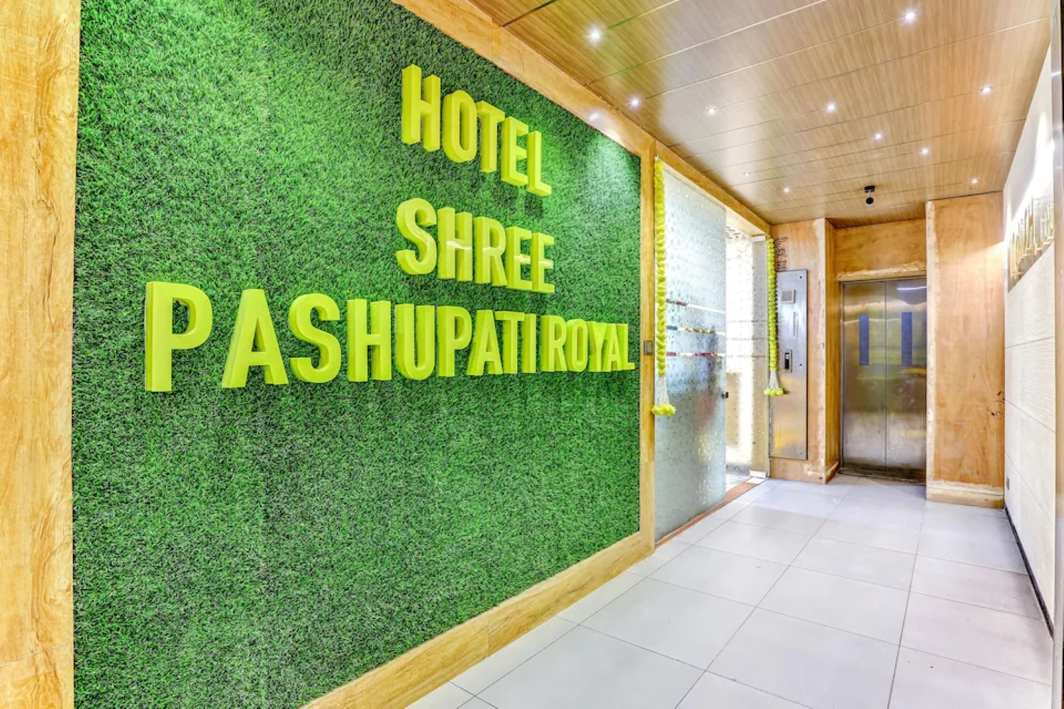 Hotel Shree Pashupati Royal 𝗕𝗢𝗢𝗞 Vadodara Hotel