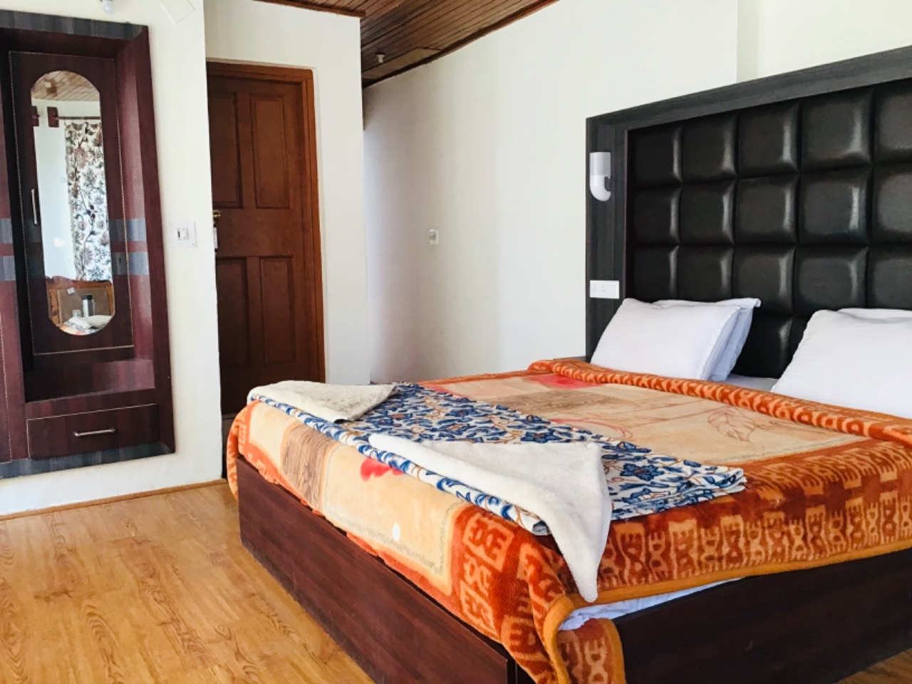 Hotel Good Luck 𝗕𝗢𝗢𝗞 Pahalgam Hotel