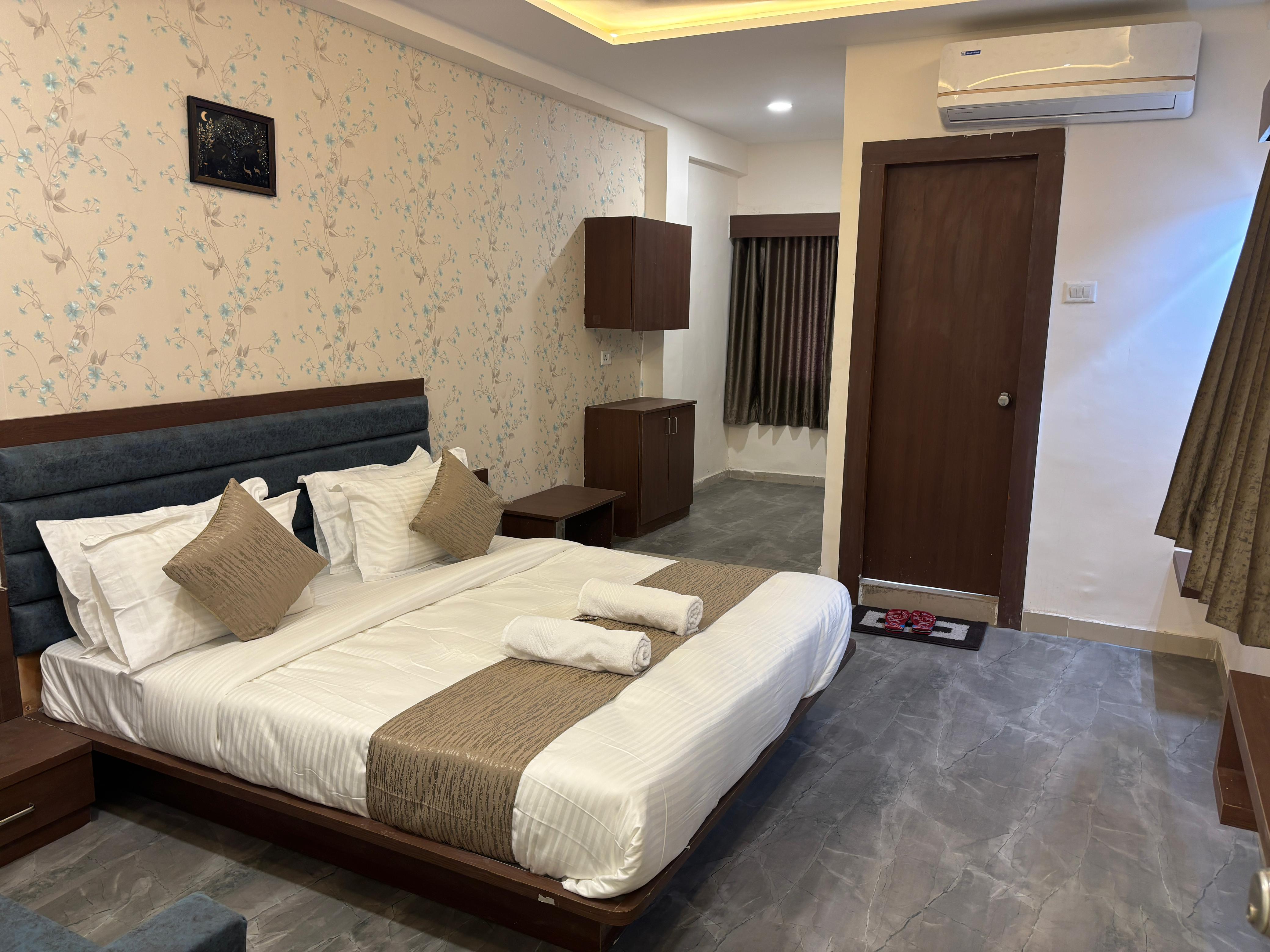 Hotel Mountain 𝗕𝗢𝗢𝗞 Bharuch Hotel