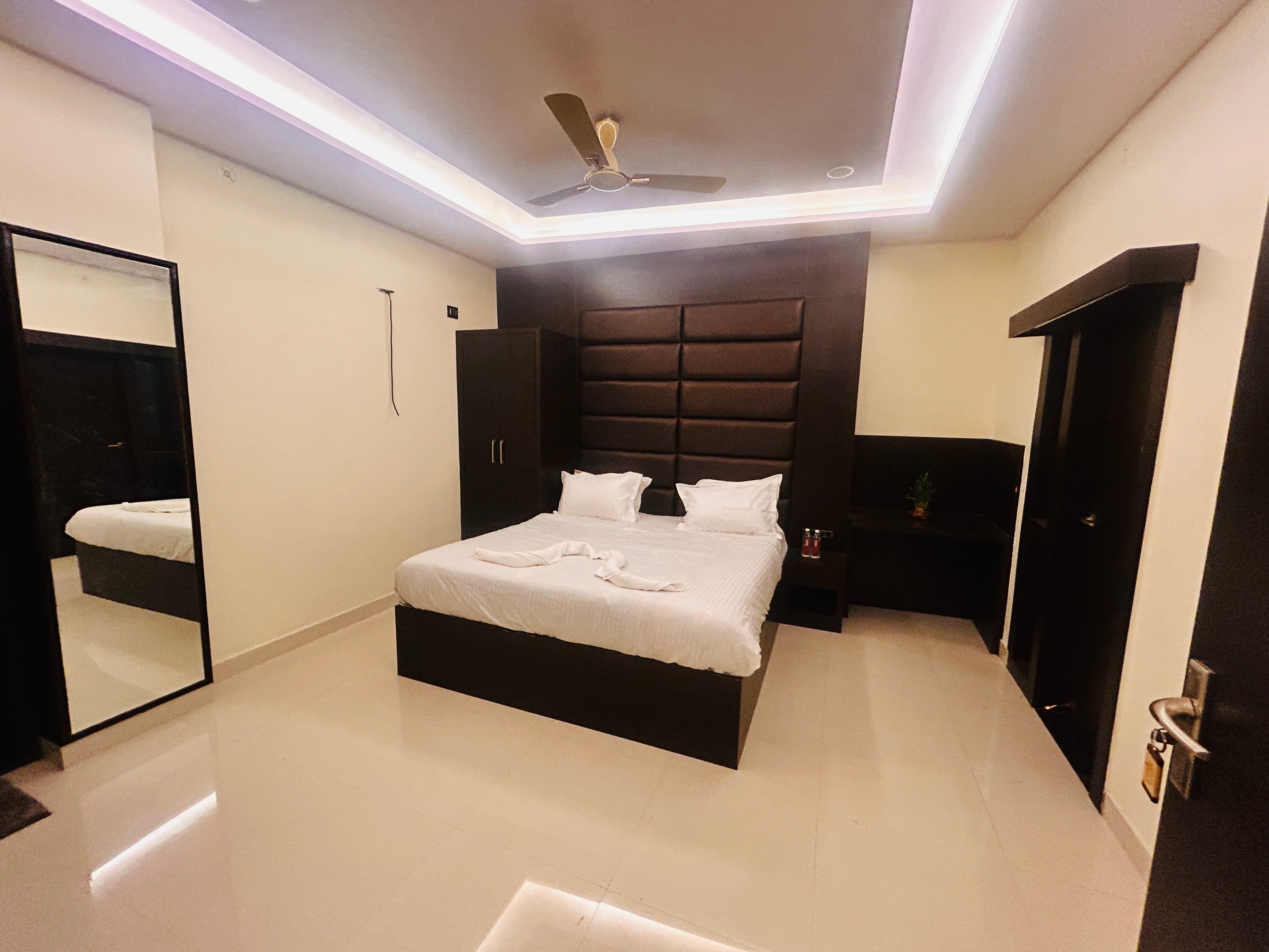 The Golden Plaza 𝗕𝗢𝗢𝗞 Siwan Hotel