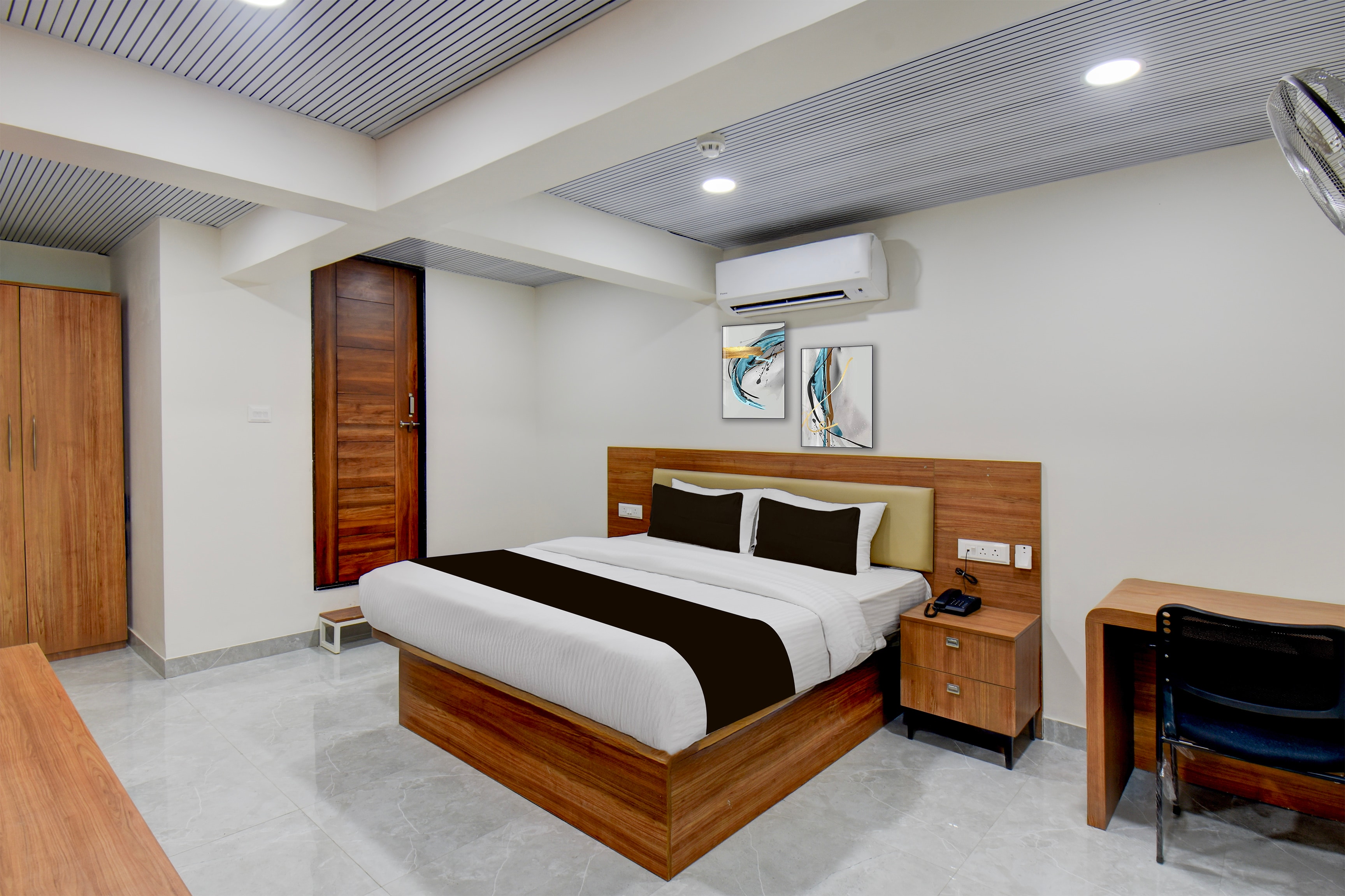 Rooms of Super Hotel O Pune Kasarwadi Railway Station - Pune Hotel on ...