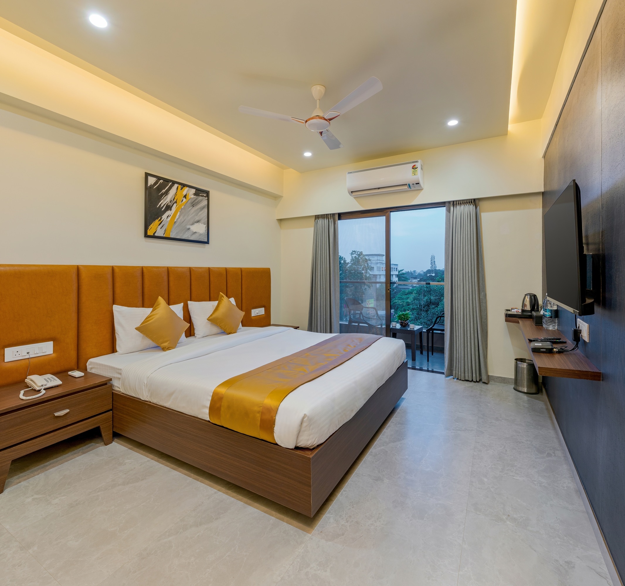 Hotel The Golden Oaks 𝗕𝗢𝗢𝗞 Kolhapur Hotel