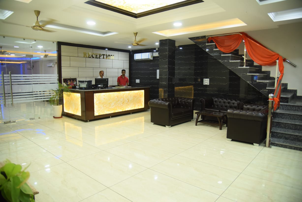 JS Plaza 𝗕𝗢𝗢𝗞 Una Hotel