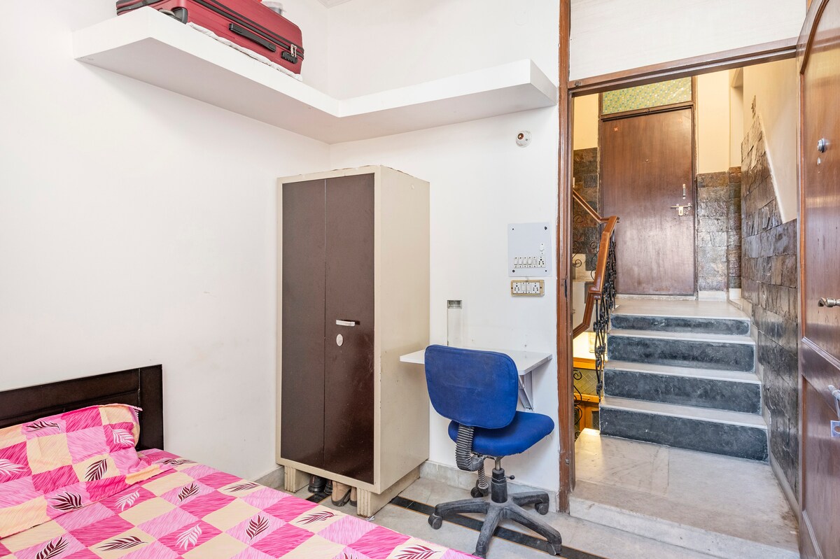 Small Single Room 𝗕𝗢𝗢𝗞 Delhi Homestay