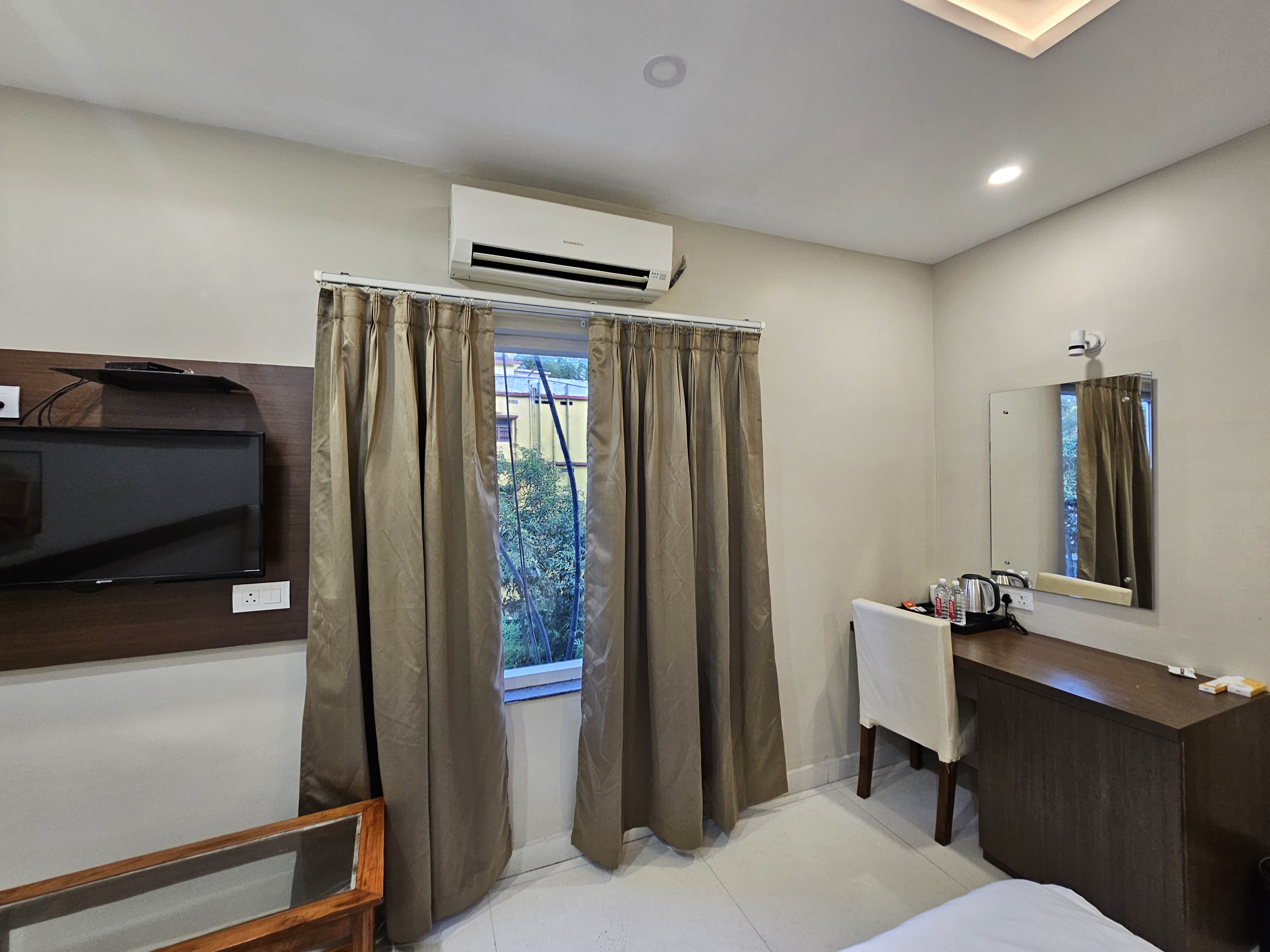 HOTEL CROWN VISTA 𝗕𝗢𝗢𝗞 Katihar Hotel