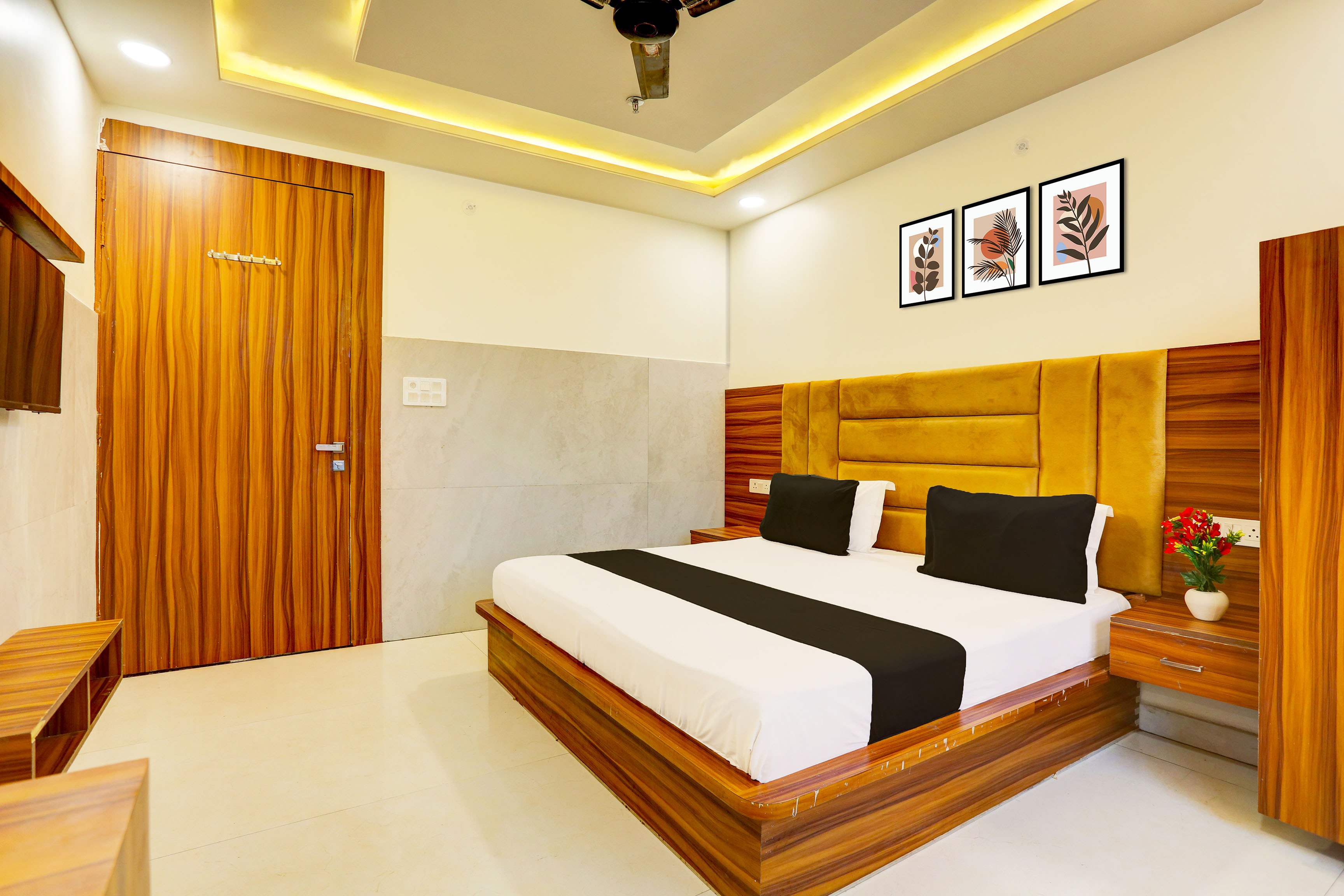 Hotel O Dev paradise 𝗕𝗢𝗢𝗞 Mathura Hotel