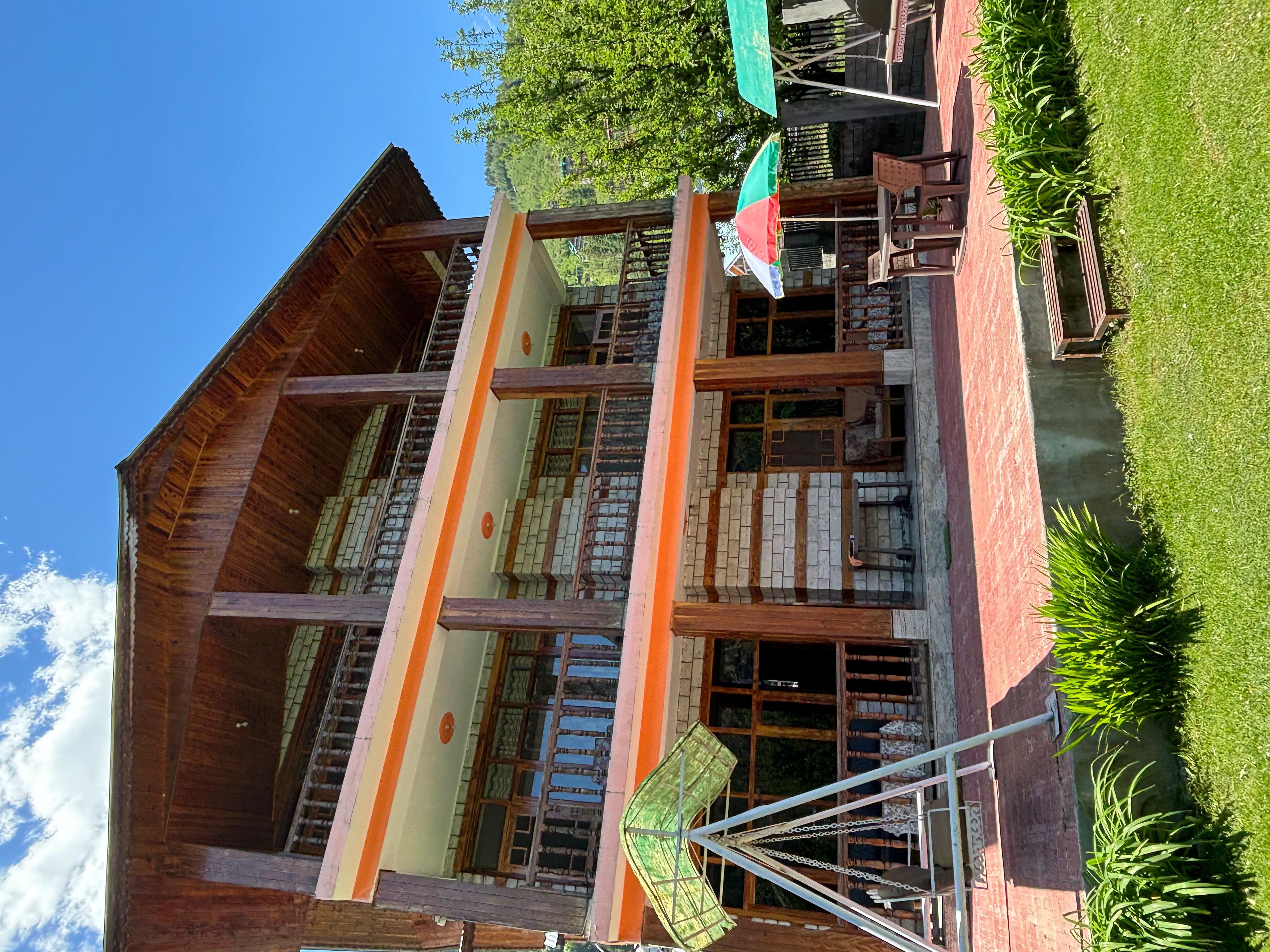 Vardhan Villa 𝗕𝗢𝗢𝗞 Manali Cottage