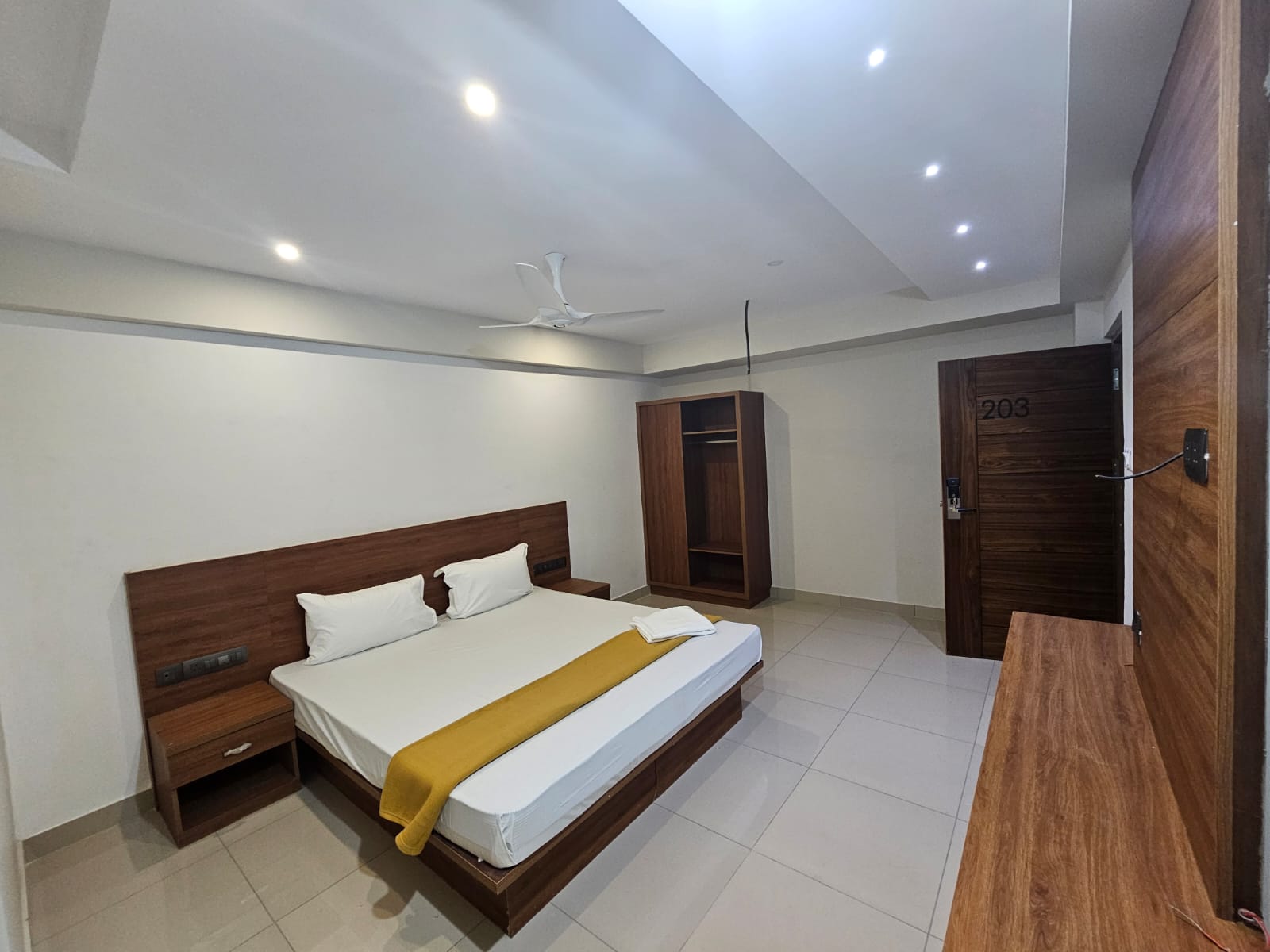 Uptown Inn 𝗕𝗢𝗢𝗞 Cochin Hotel