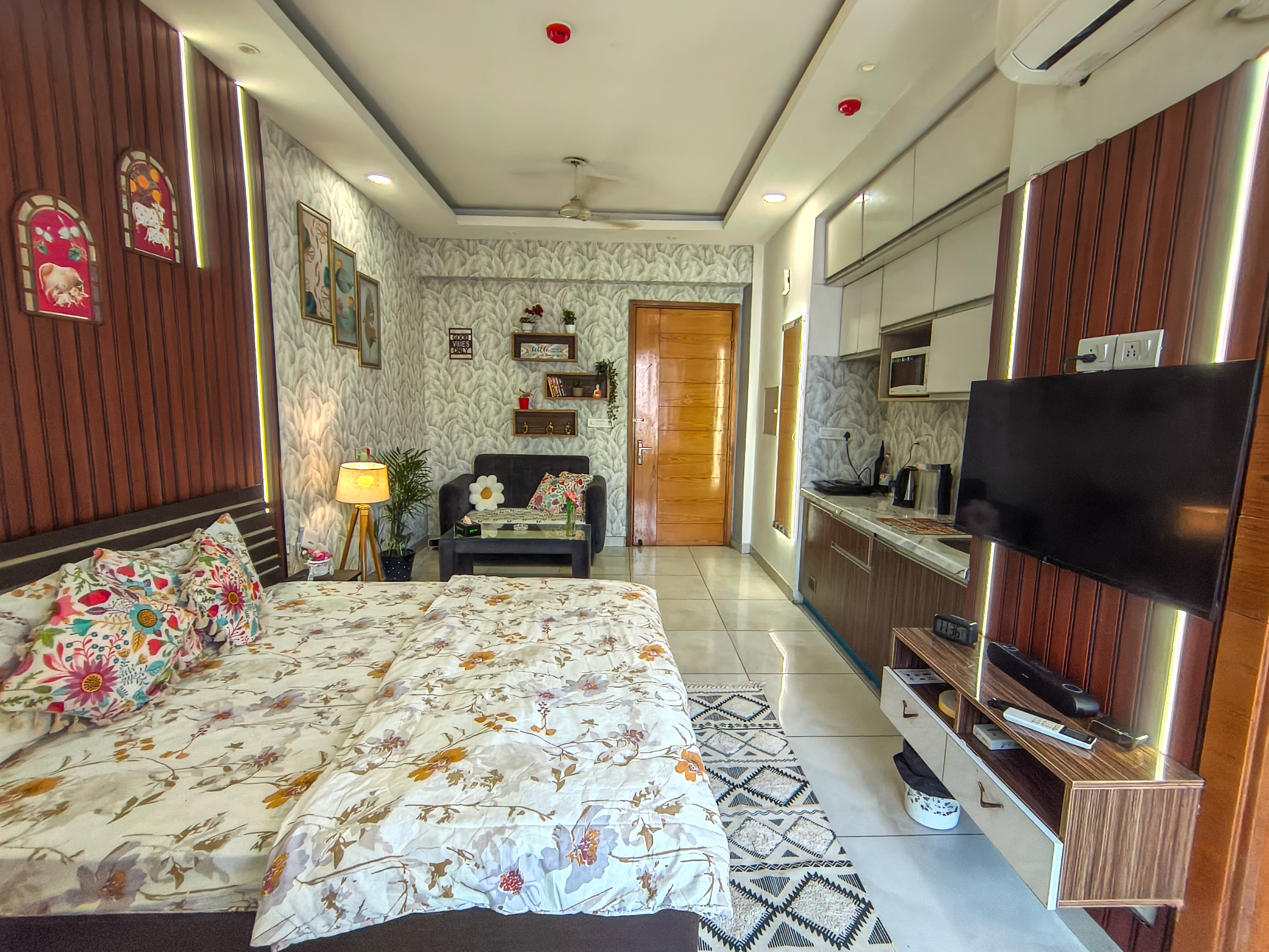 Cloud 10 Studios, Elevated Living with a View 𝗕𝗢𝗢𝗞 Noida Apartment