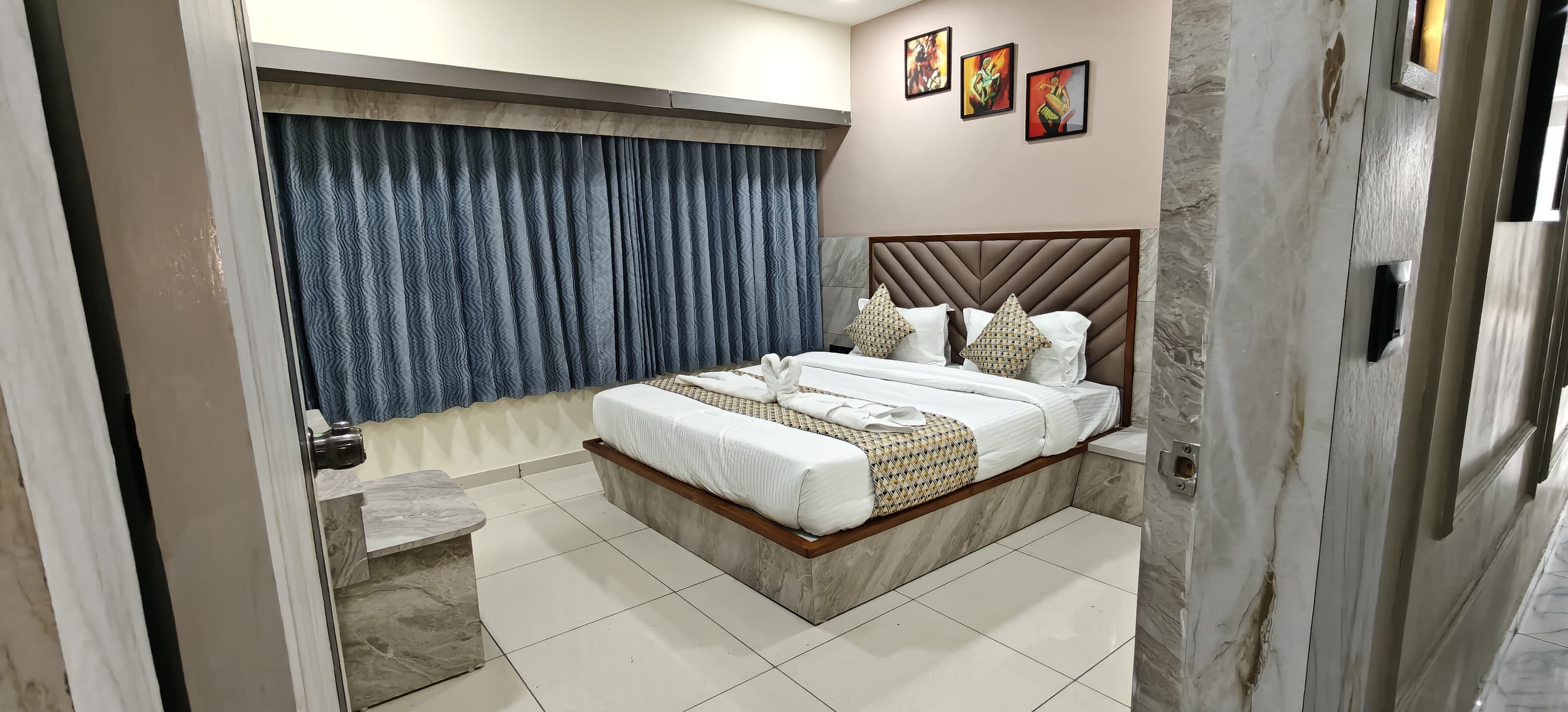 Hotel Sunlight Inn 𝗕𝗢𝗢𝗞 Vadodara Hotel