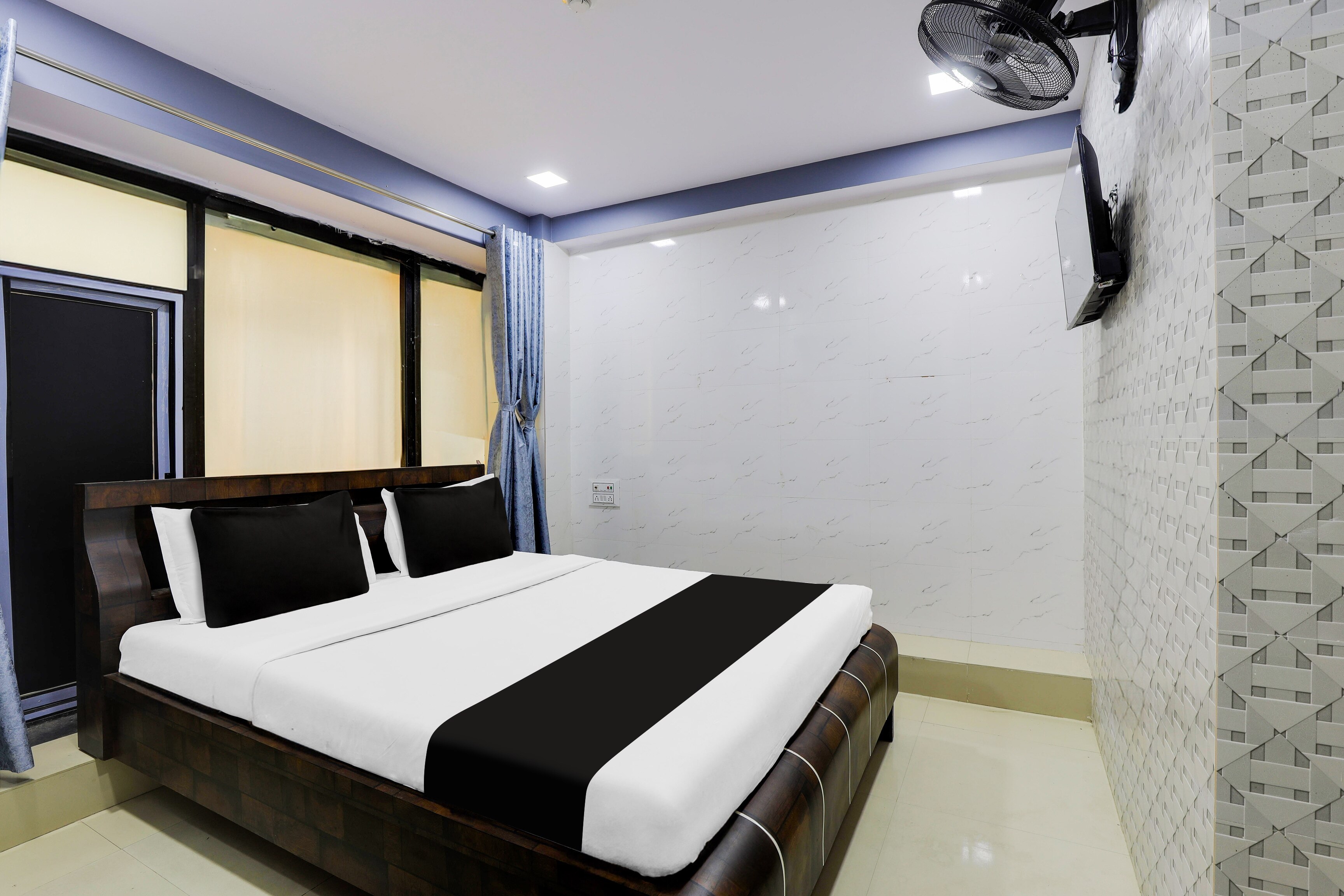 live with SRT600 𝗕𝗢𝗢𝗞 Surat Hotel