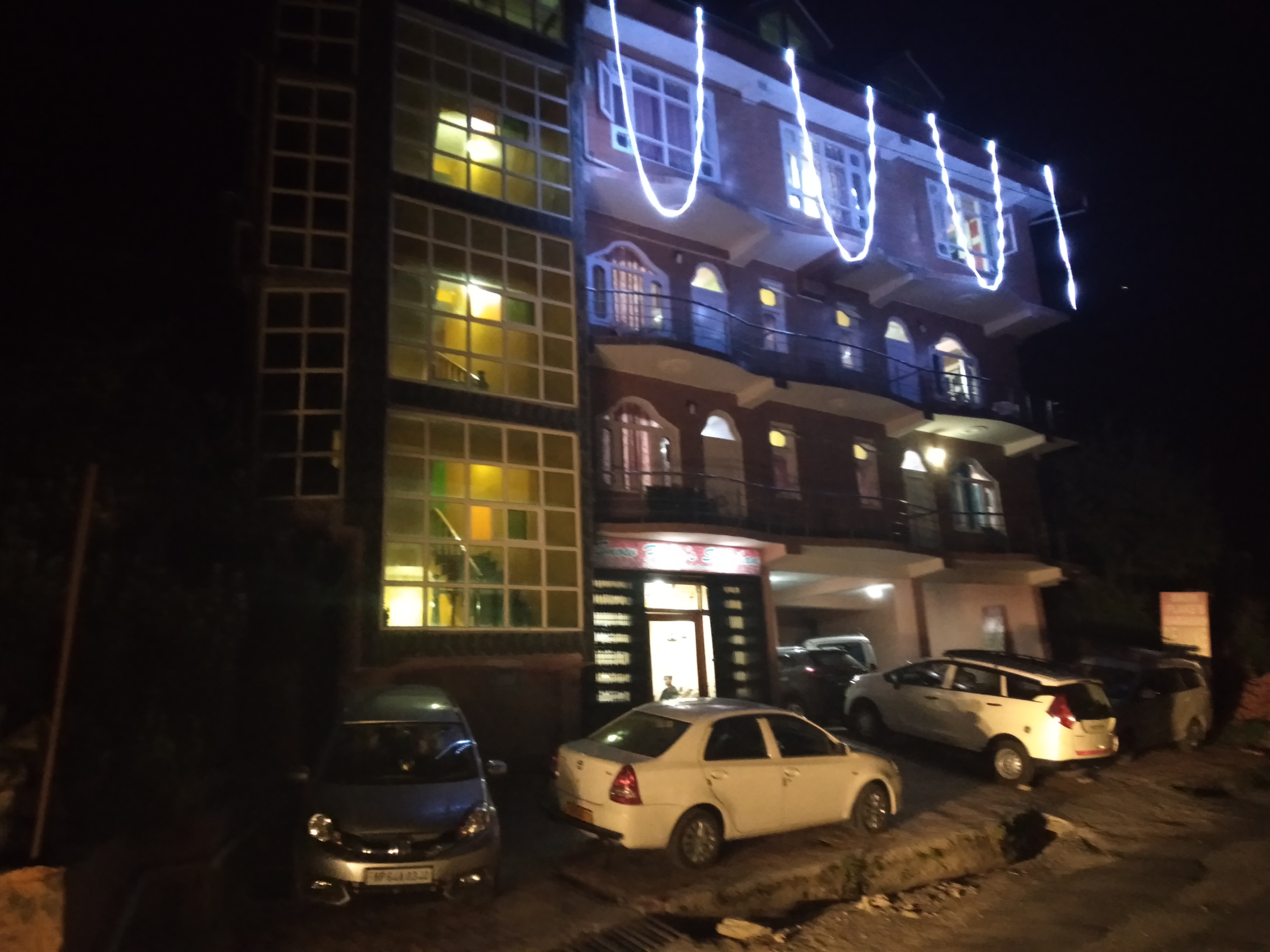 Hotel Snow flakes 𝗕𝗢𝗢𝗞 Rampur, Himachal Pradesh Hotel