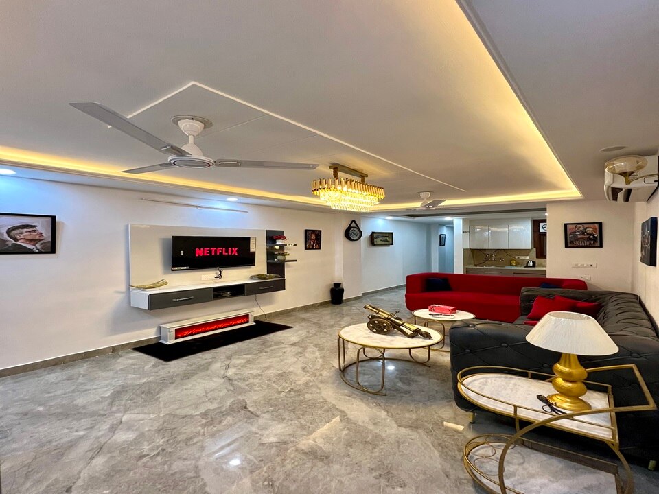 The Godfather 2BR w King Beds Near Max Saket 𝗕𝗢𝗢𝗞 Delhi Apartment