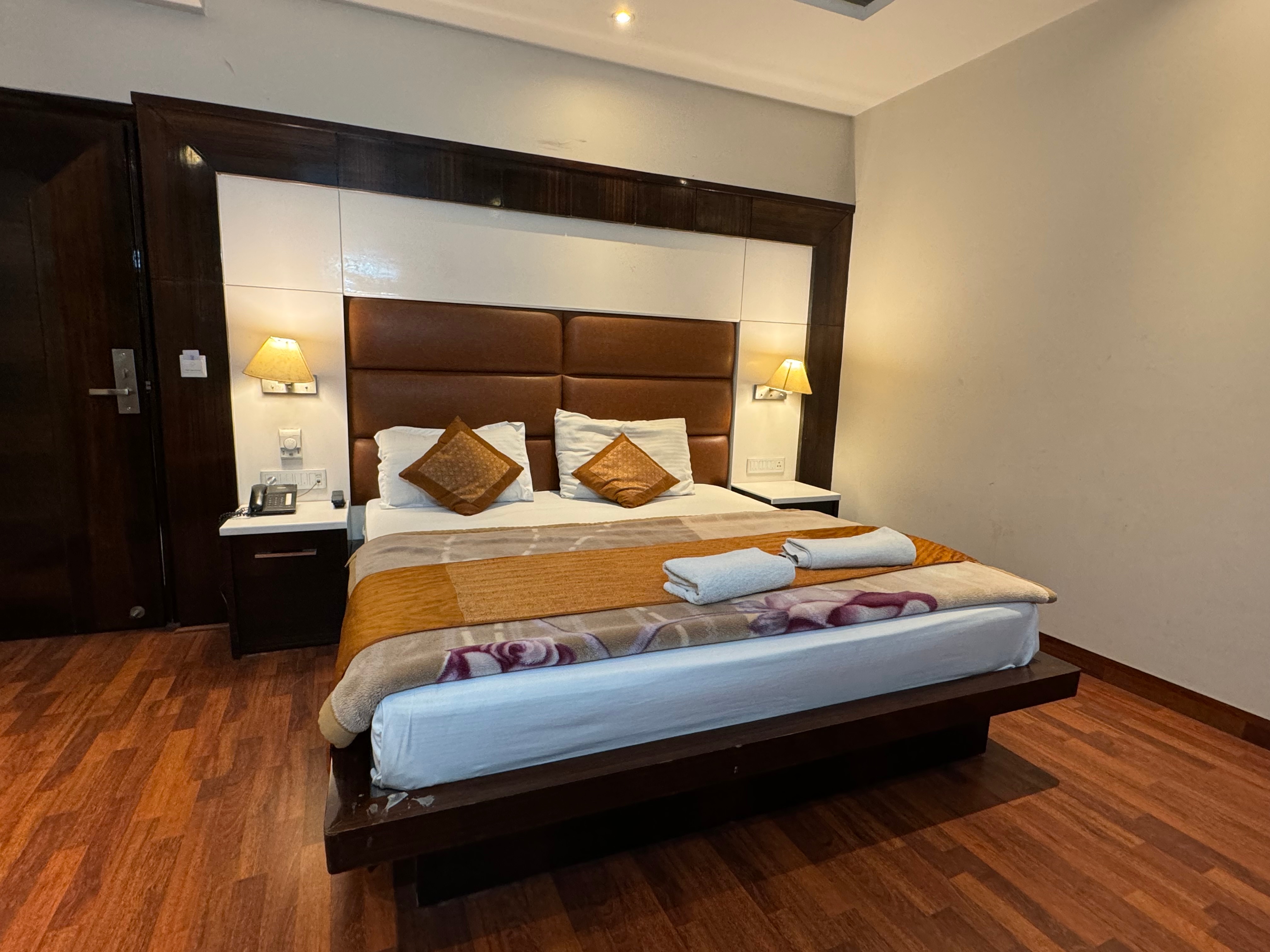 Hotel Geet Deluxe Near Connaught Place and New Delhi Railway Station ...