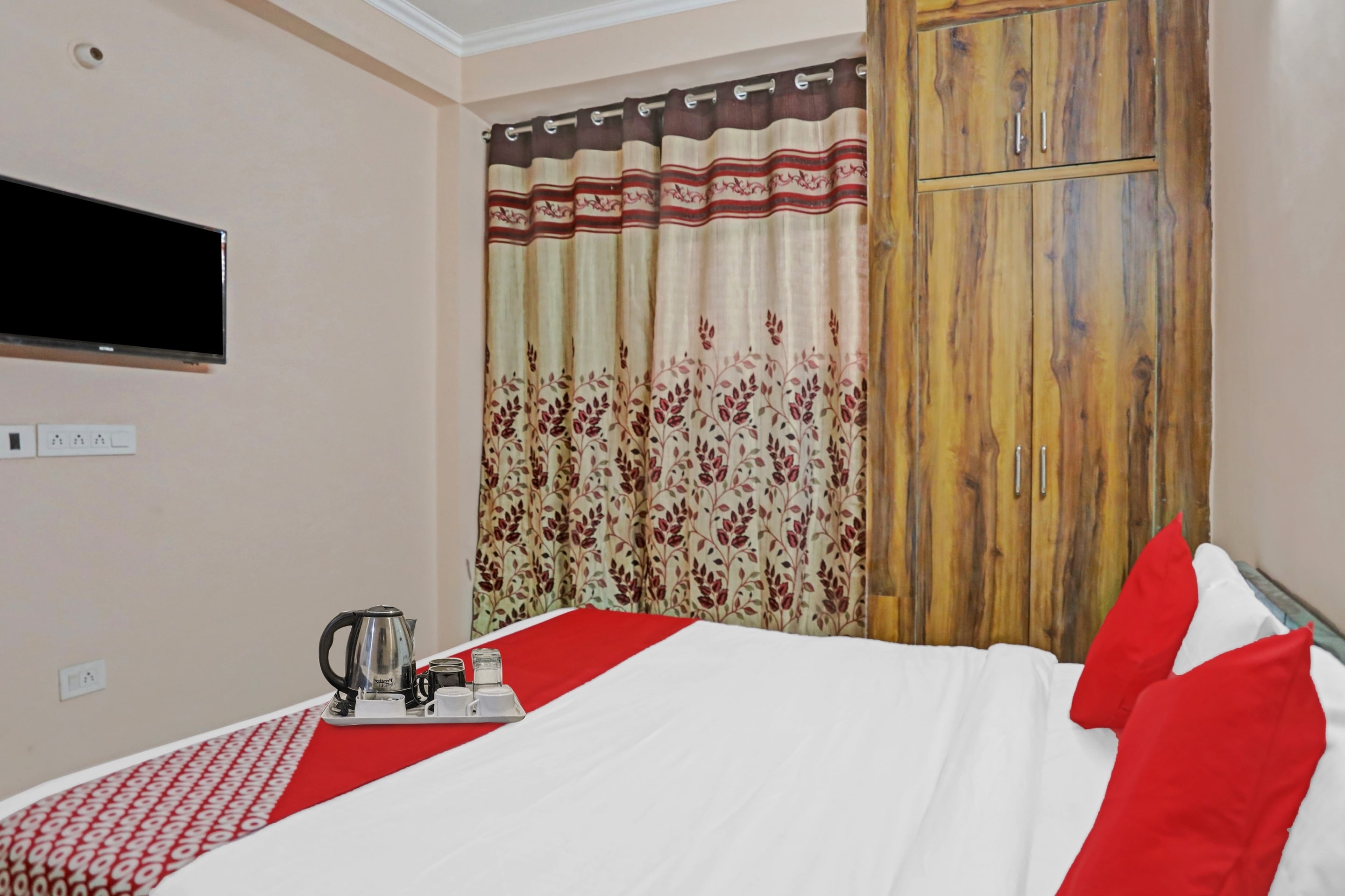 Hotel O Star Sector 16 Metro Station 𝗕𝗢𝗢𝗞 Noida Hotel