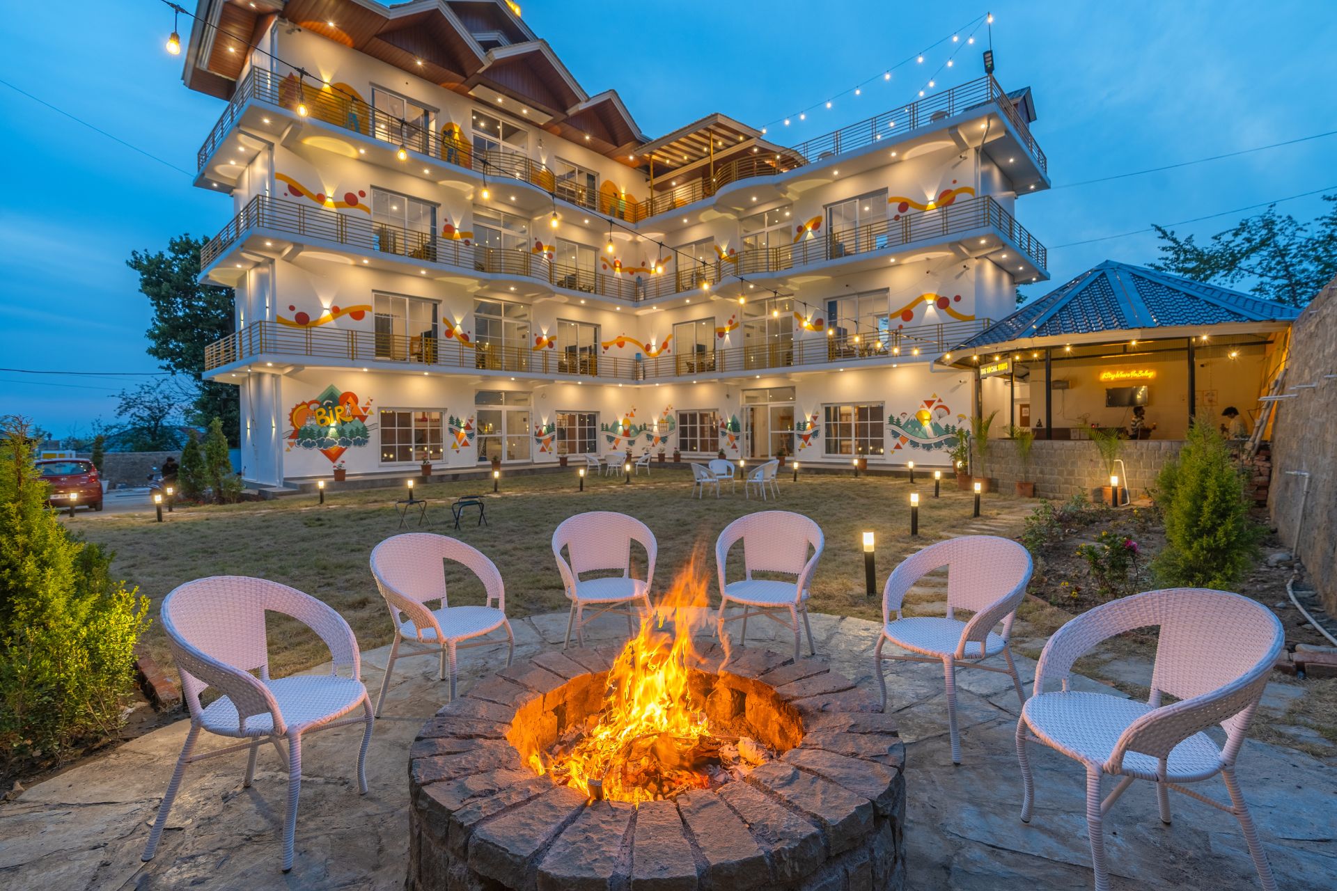 The Social Stays Bir 𝗕𝗢𝗢𝗞 Bir Billing Hostel