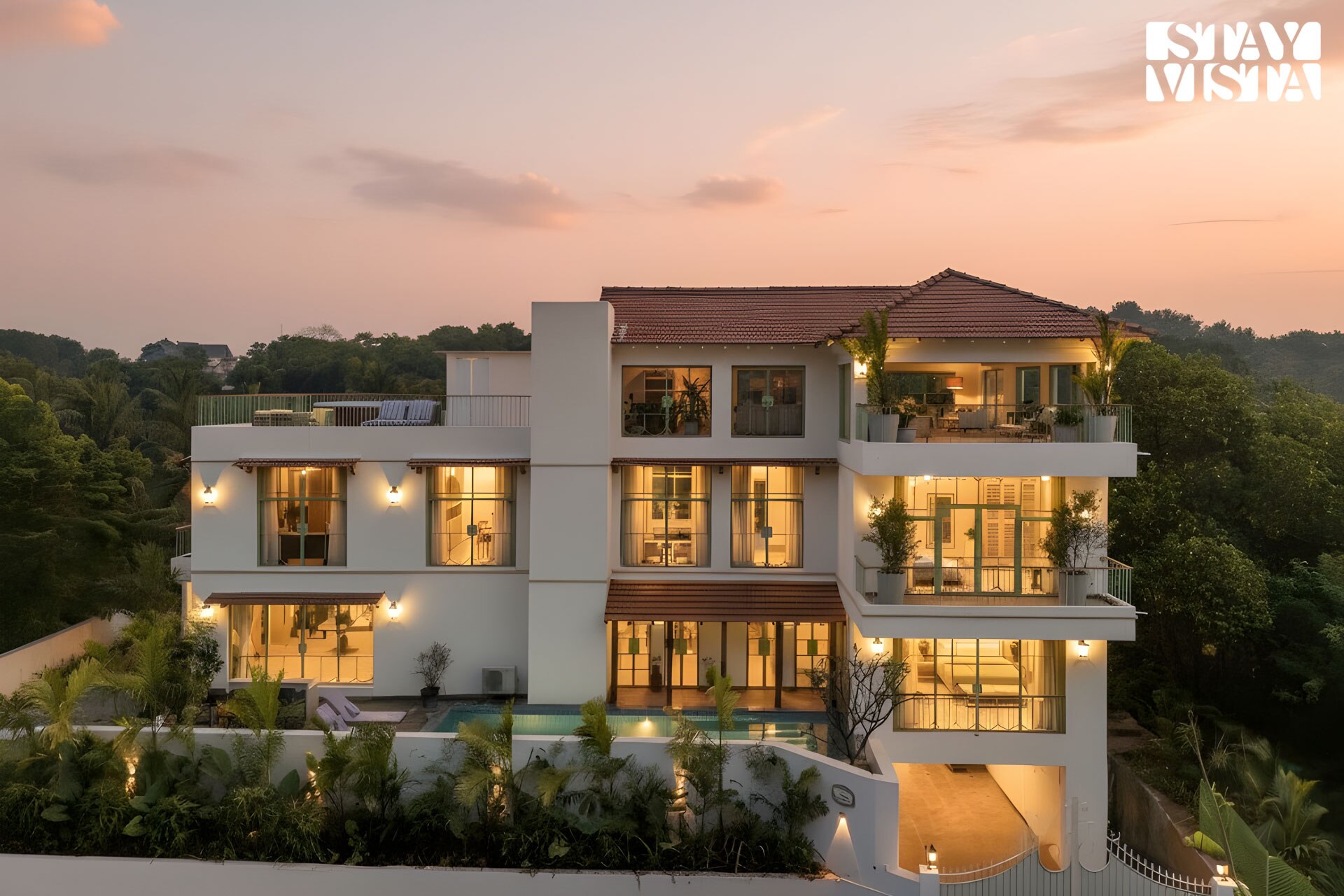 StayVista at Moonstone Villa w/ Pool, Rftp Jacuzzi 𝗕𝗢𝗢𝗞 Goa Villa