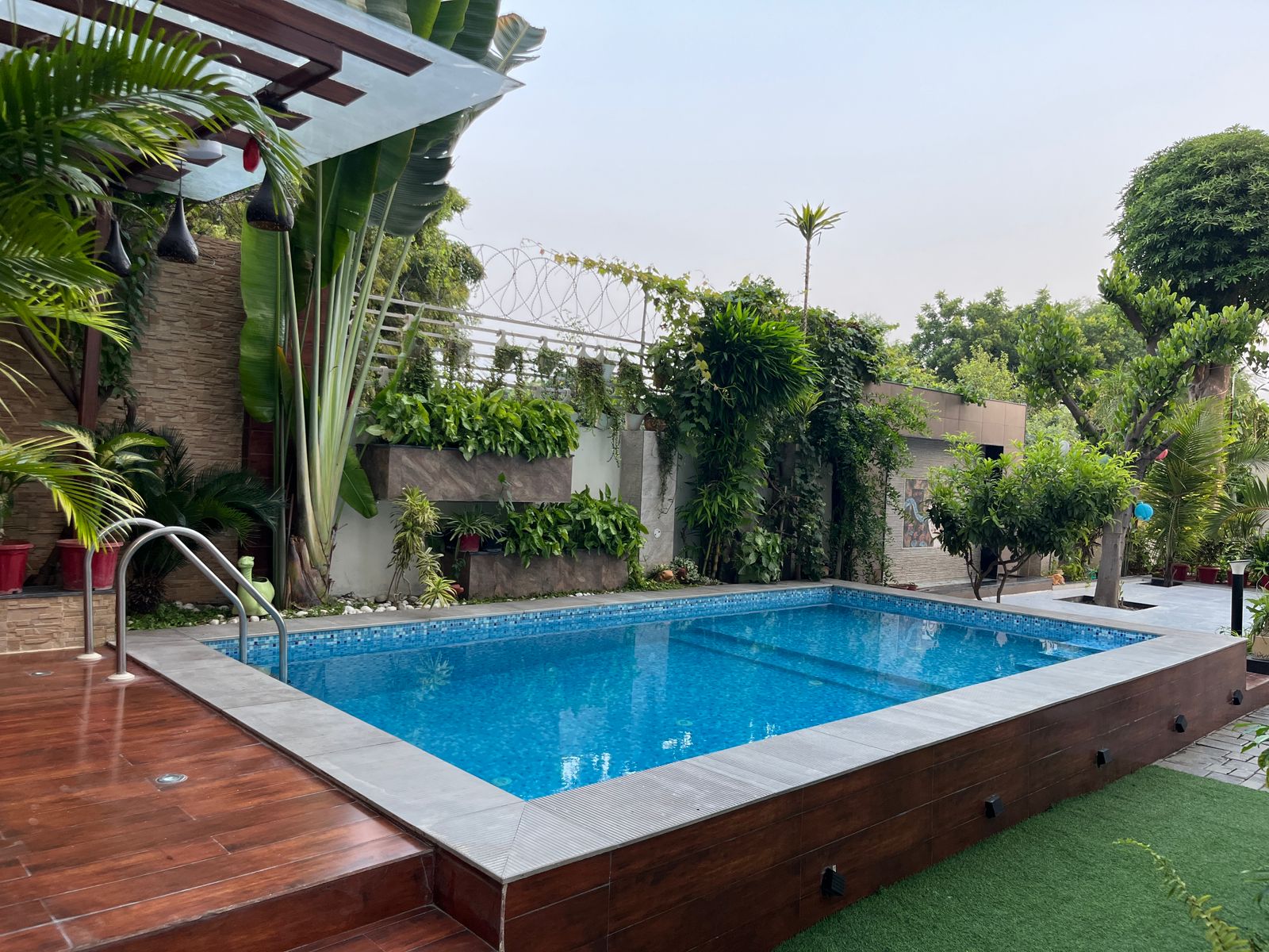 Luxury Stay Private Home with Jacuzzi Pool 𝗕𝗢𝗢𝗞 Varanasi Villa