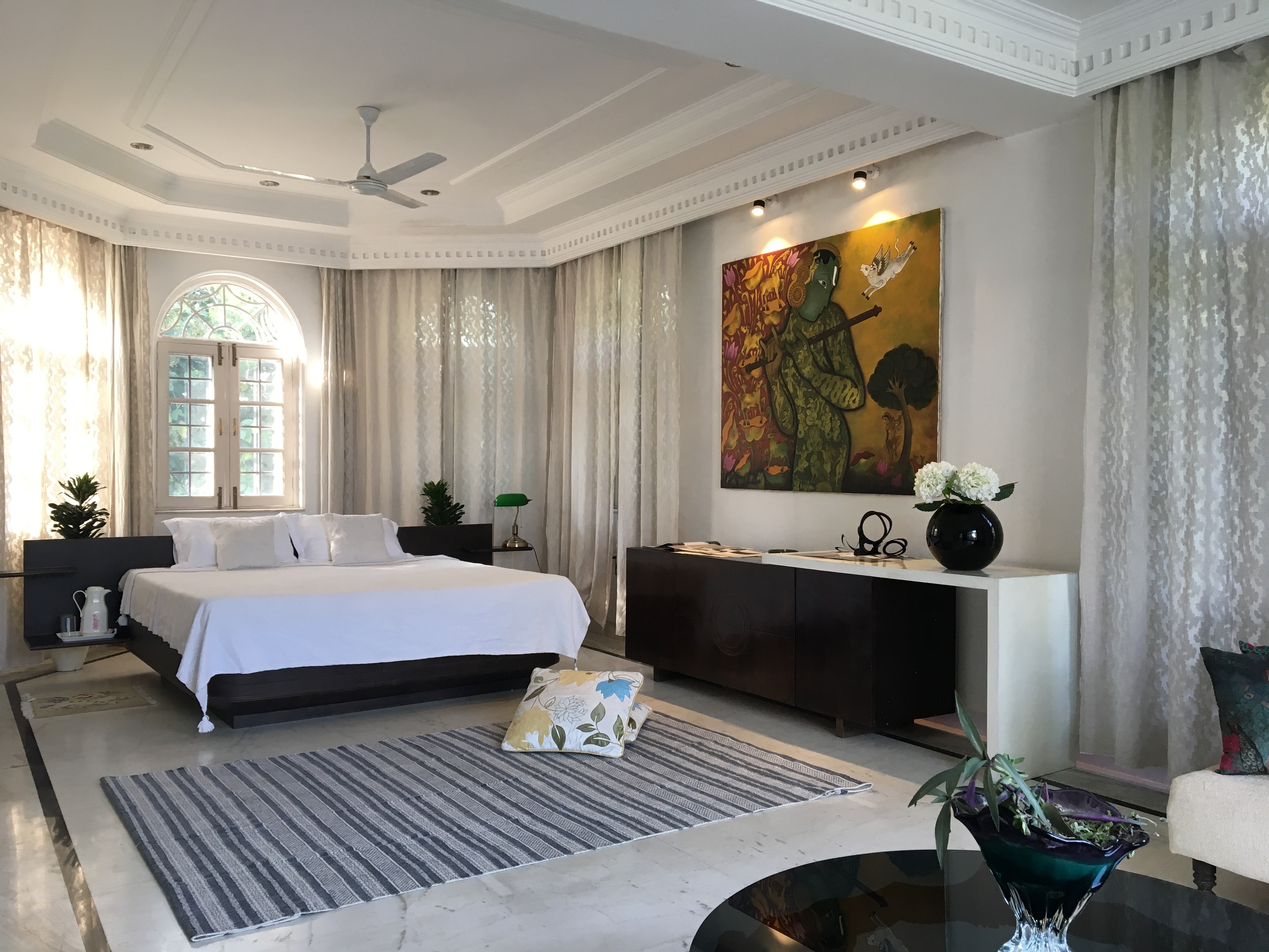 4 Mall Road | Rooms with Wi-Fi 𝗕𝗢𝗢𝗞 Dehradun Homestay