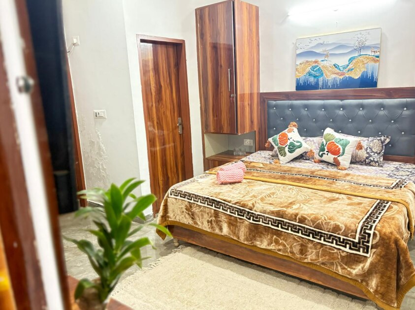 Studio 48 𝗕𝗢𝗢𝗞 Gurgaon Homestay