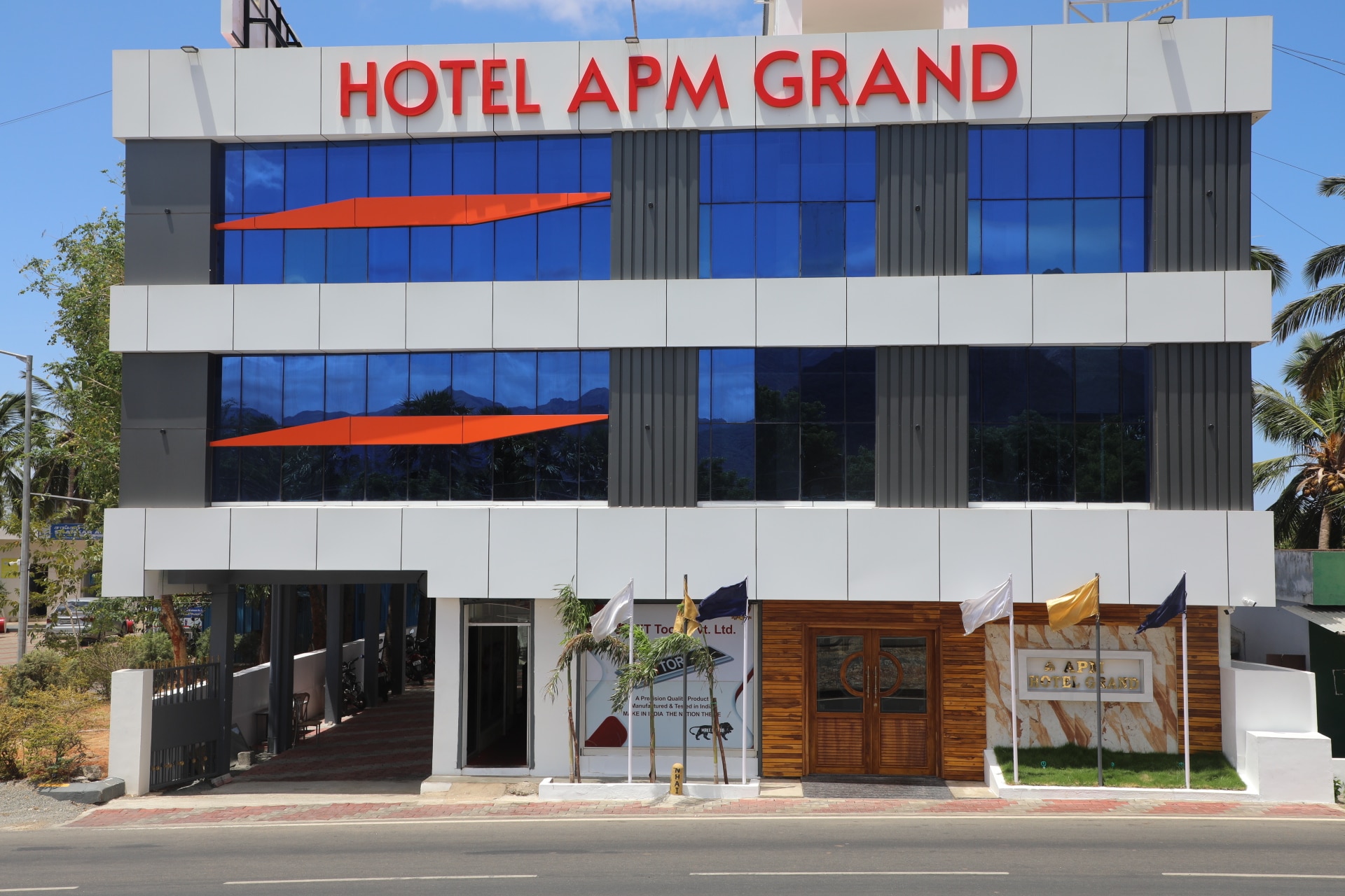 HOTEL APM GRAND, Kavalkinaru 𝗕𝗢𝗢𝗞 Radhapuram Hotel