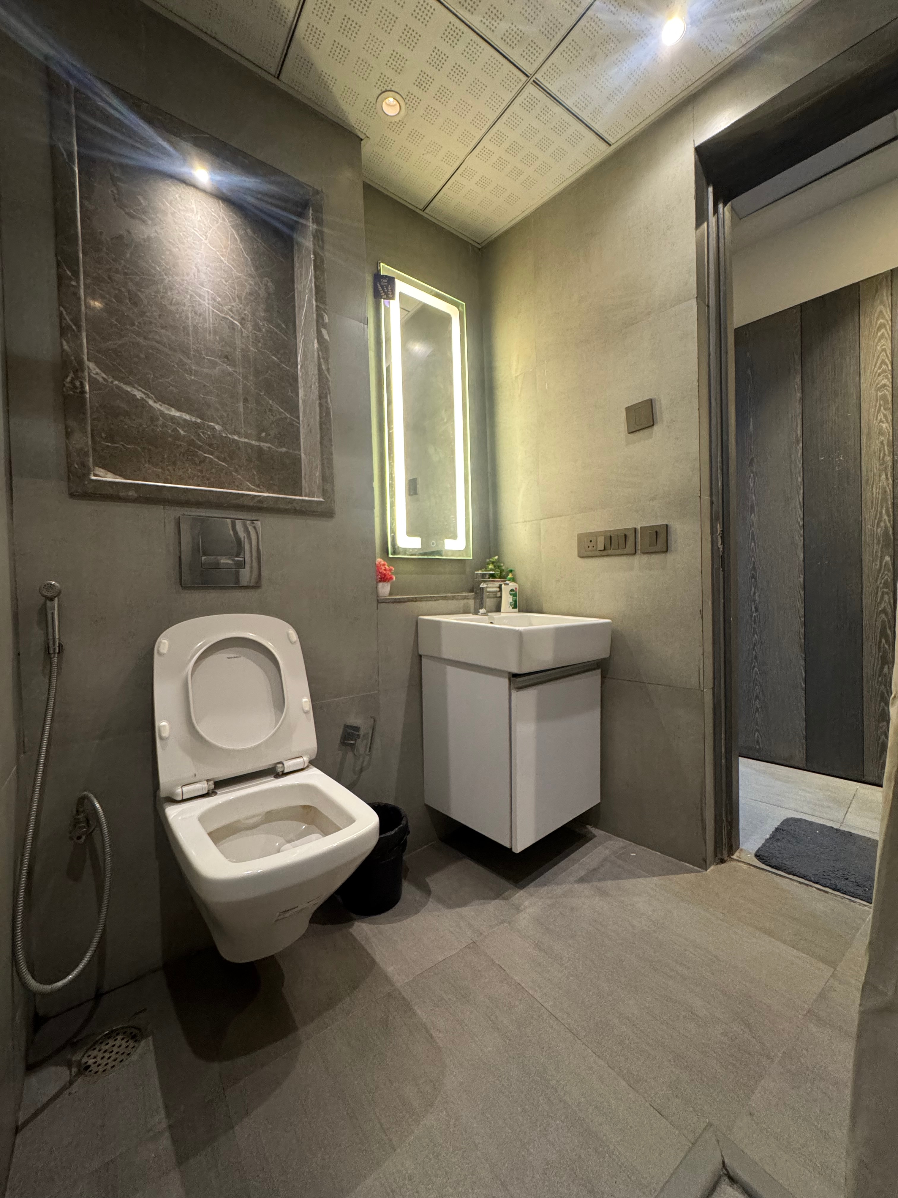 The Sky Stayy 𝗕𝗢𝗢𝗞 Noida Apartment