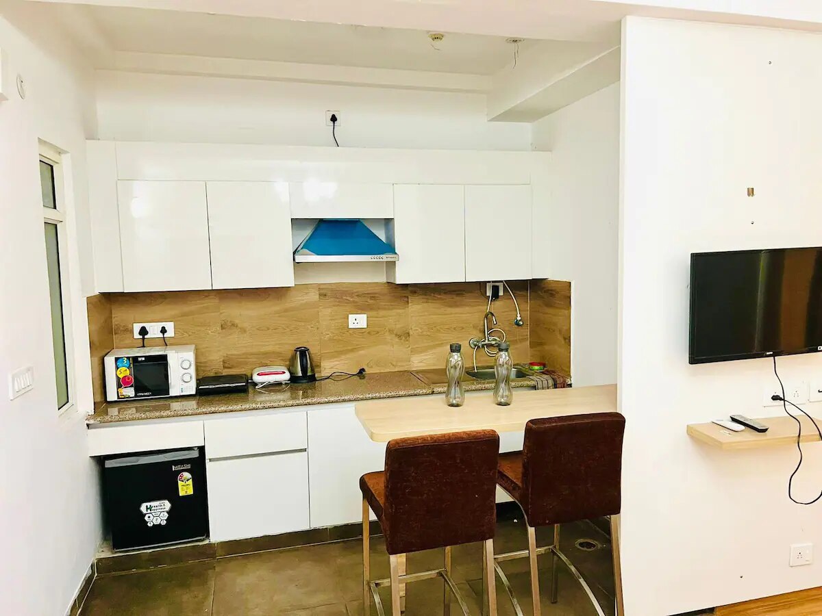 Hexagon by Noida Studios 𝗕𝗢𝗢𝗞 Noida Apartment