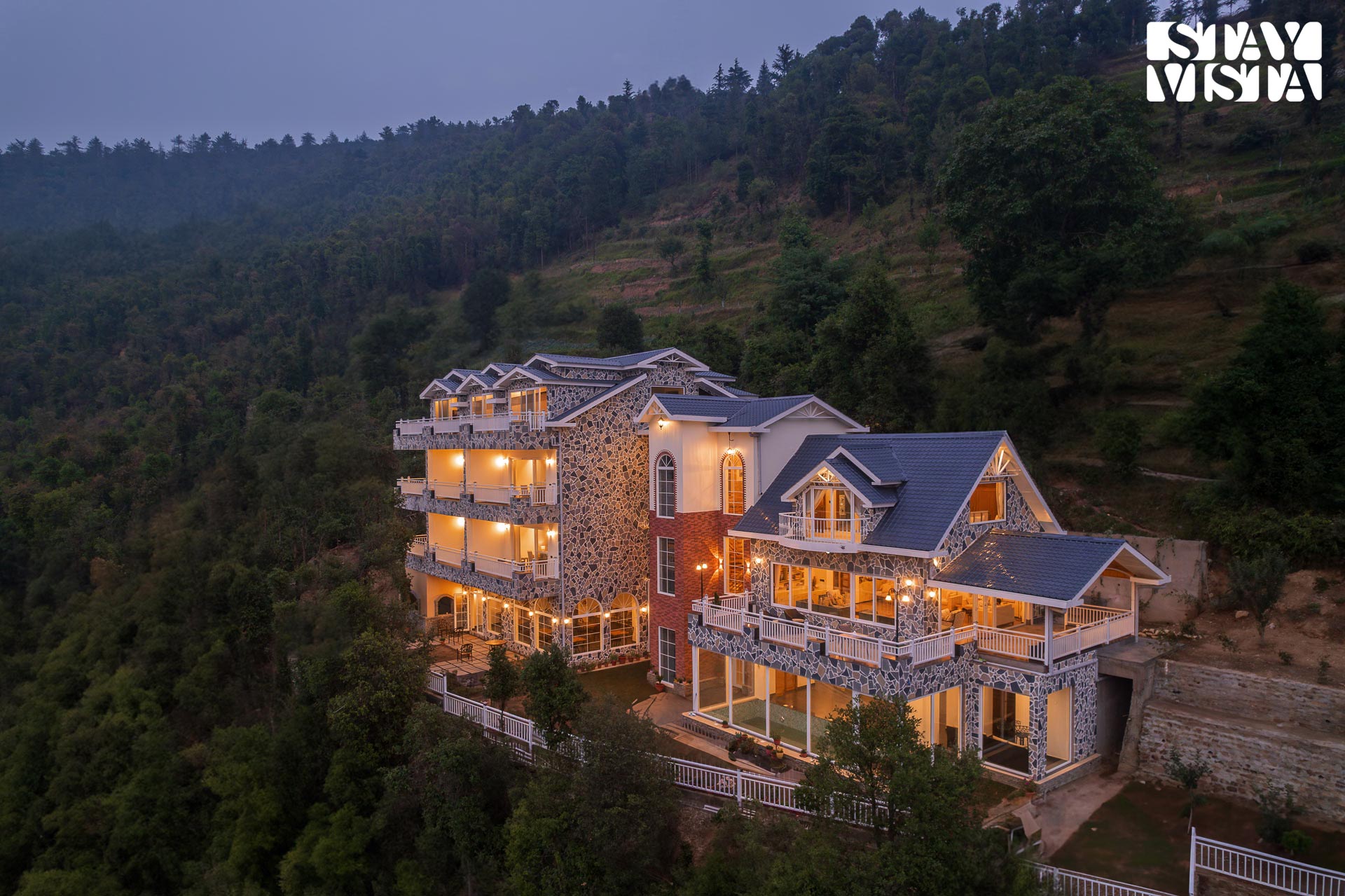 StayVista at The Mohru Estate w/ Heated Pool 𝗕𝗢𝗢𝗞 Kufri Villa
