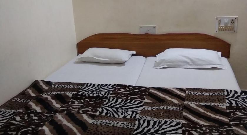 Amaltas Guest Room Homestay 𝗕𝗢𝗢𝗞 Indore Homestay