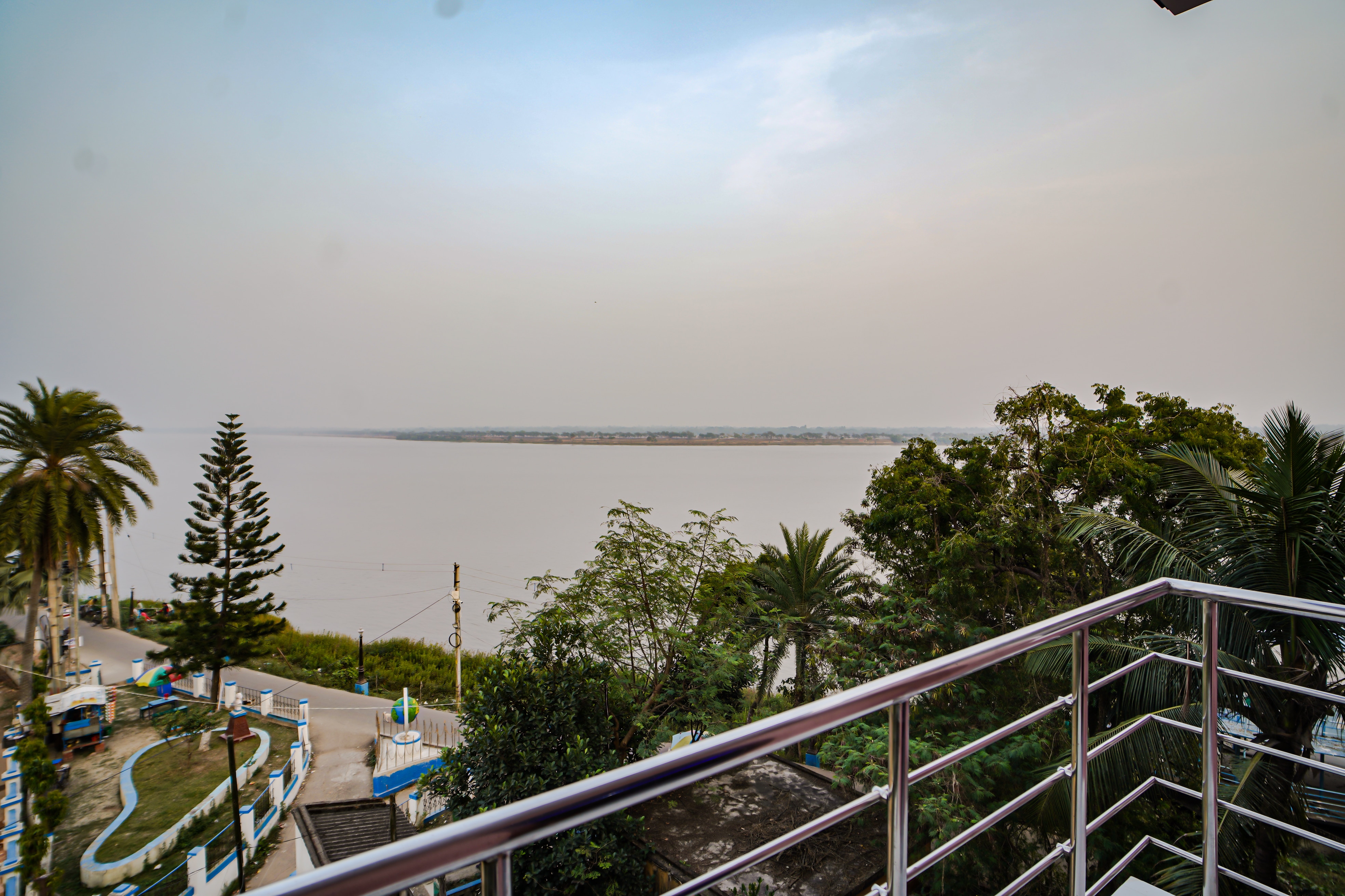 River Leaf Inn 𝗕𝗢𝗢𝗞 Hasnabad Hotel